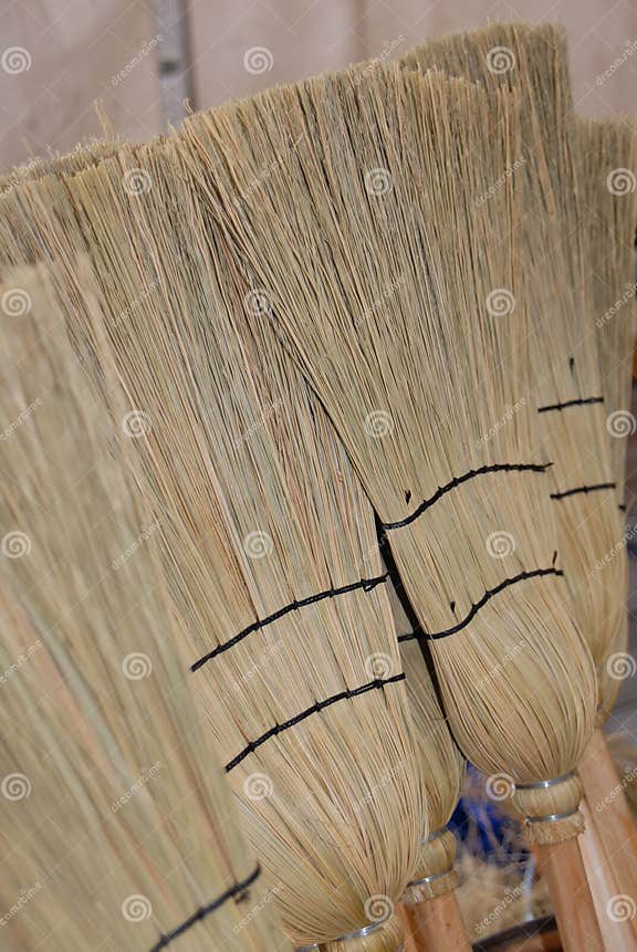 Bezems in een rij stock afbeelding. Image of inzameling - 6310679