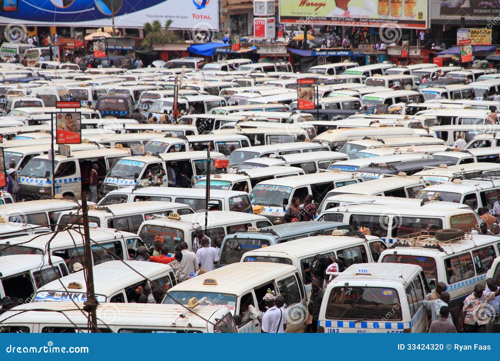 Bezig Busstation in Kampala, Oeganda Redactionele Afbeelding - Image of ...