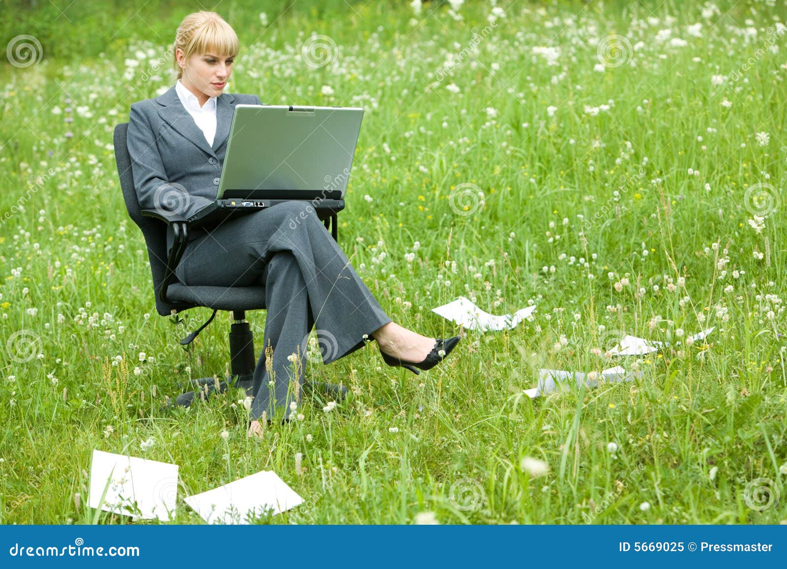 Bezig het werken stock afbeelding. Image of uitziend, bezig - 5669025