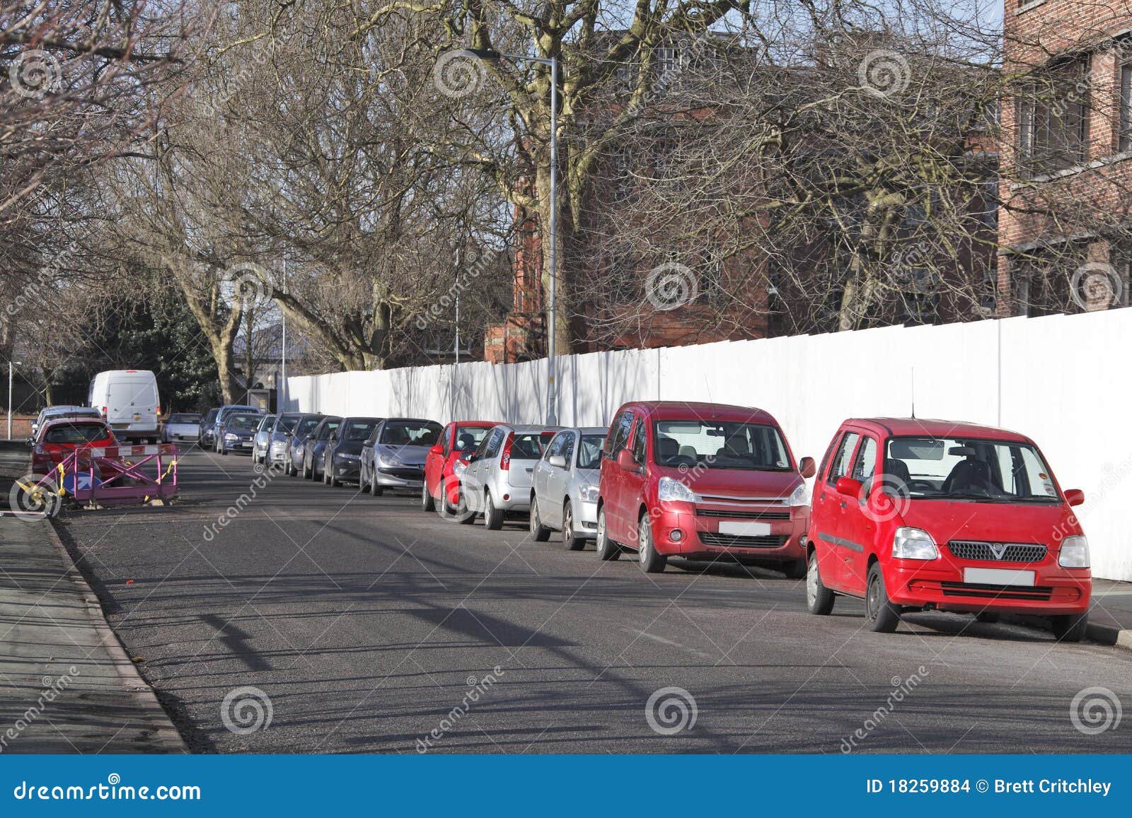 Bezige Straat Geparkeerde Auto's Stock Foto - Image of partijen ...