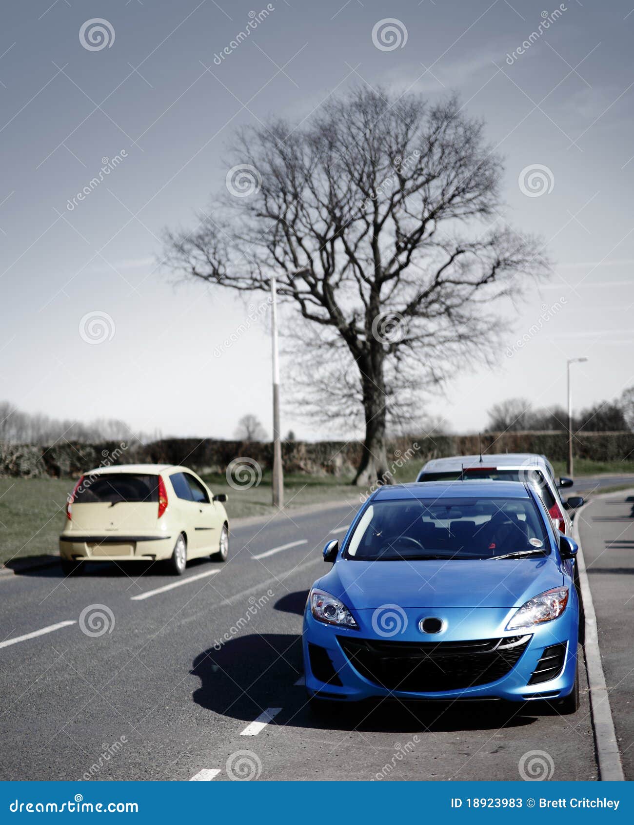 Bezige weg met auto's stock afbeelding. Image of verplaatsen - 18923983