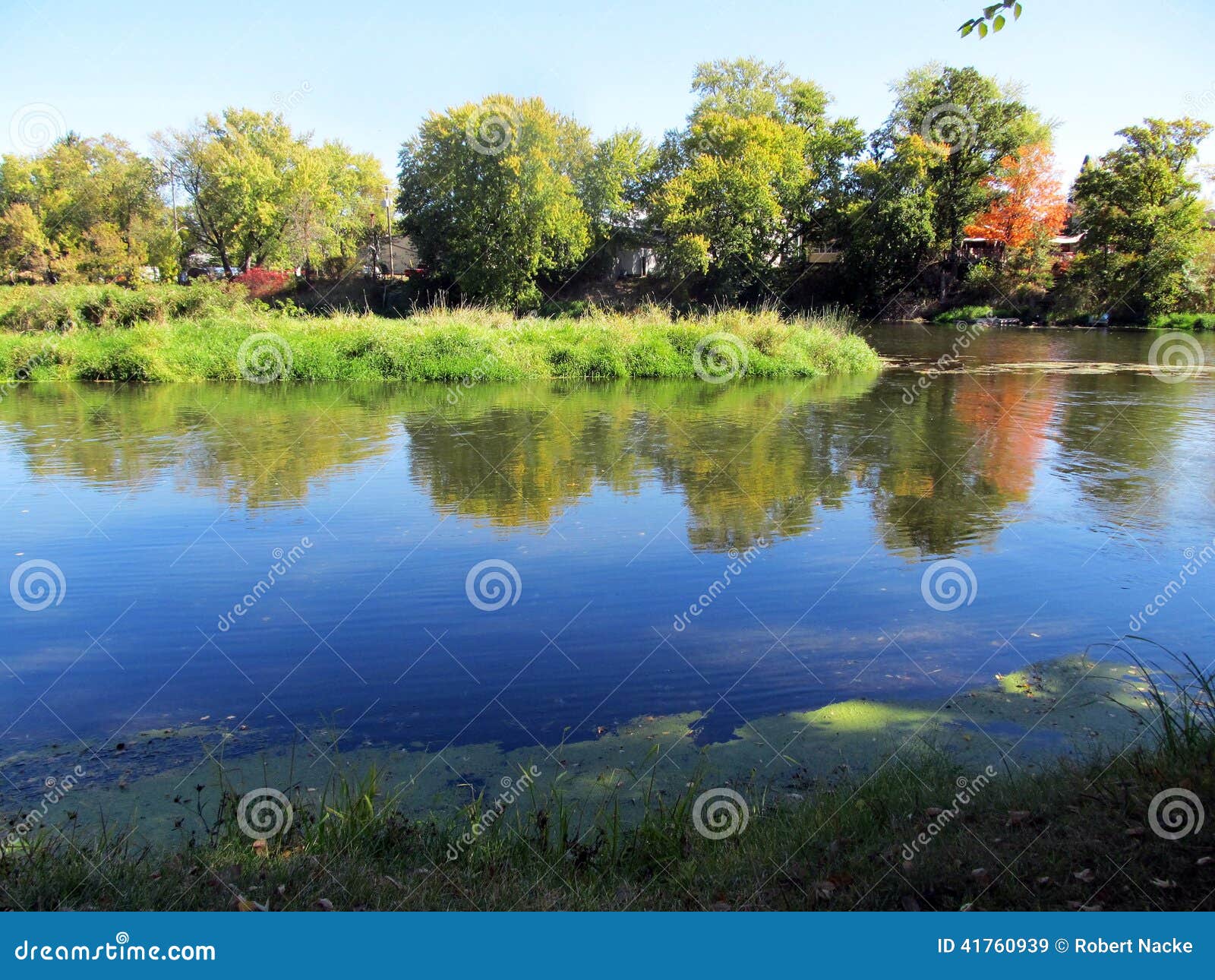 Bezinning in een Rivier stock afbeelding. Image of water - 41760939