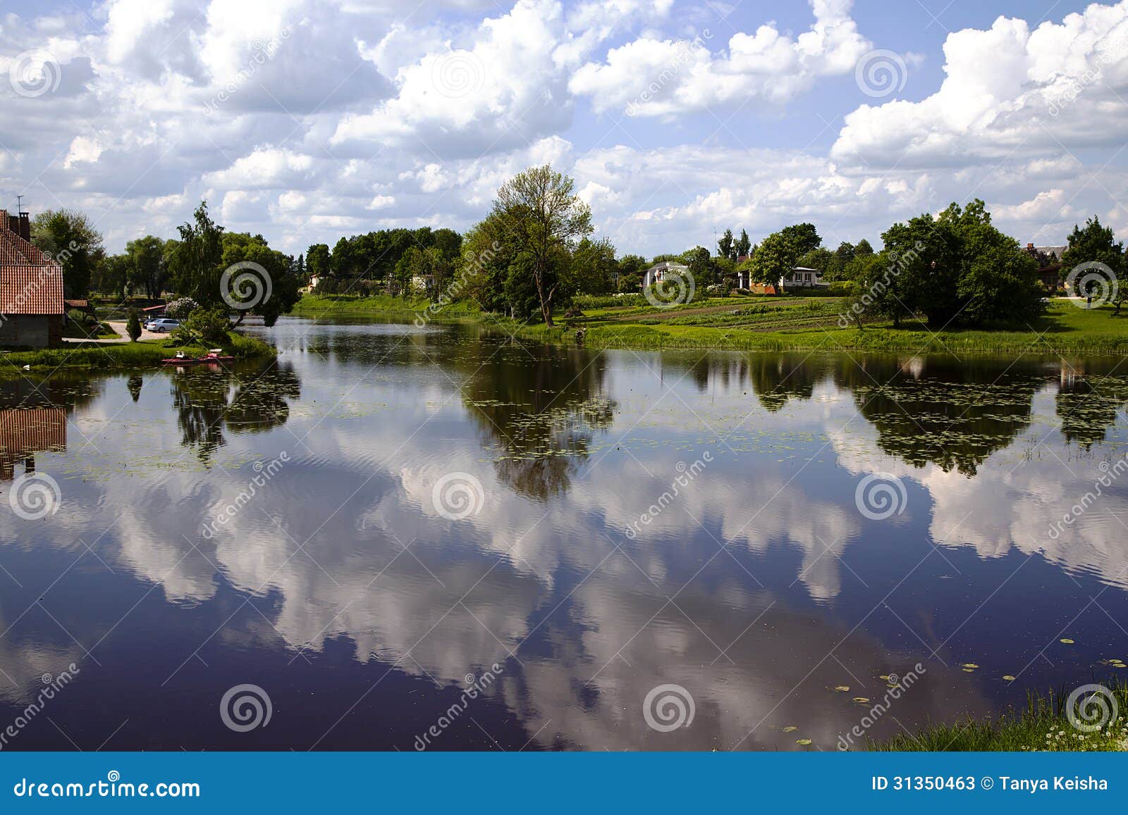 Bezinning Van Wolken in Mooi Meer Stock Afbeelding - Image of weinig ...