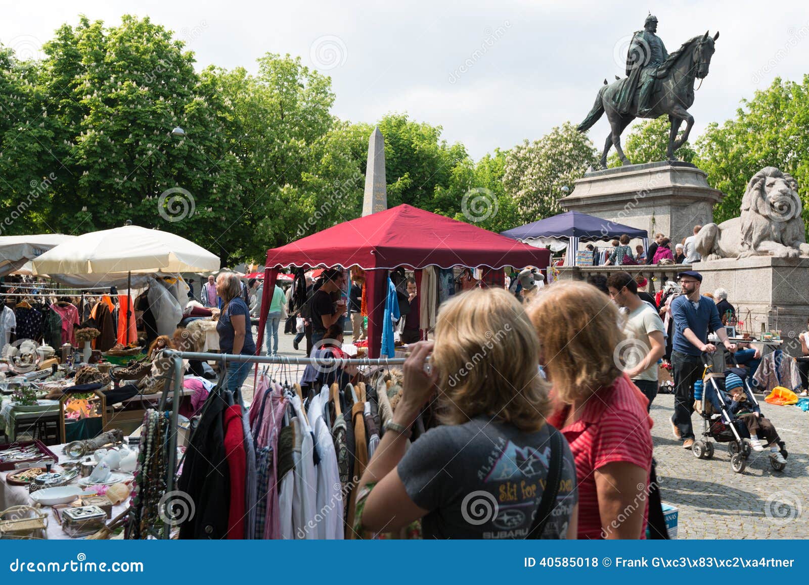 Bezoekers Van De Beroemde Vlooienmarkt Van Stuttgart Redactionele Stock ...