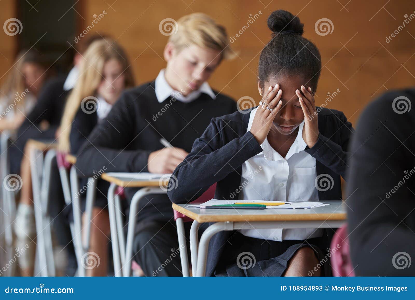 Bezorgde Tiener De Schoolzaal Van Studentensitting Examination in Stock ...