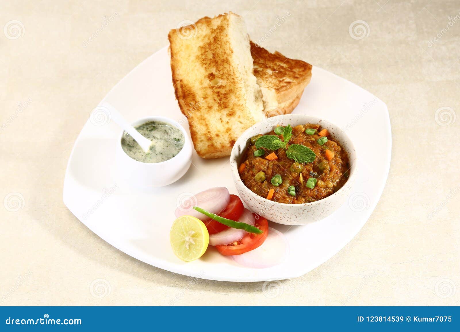 Bhaji Chaat, Plat Indien De Pav De Cari Image stock - Image du épicé ...