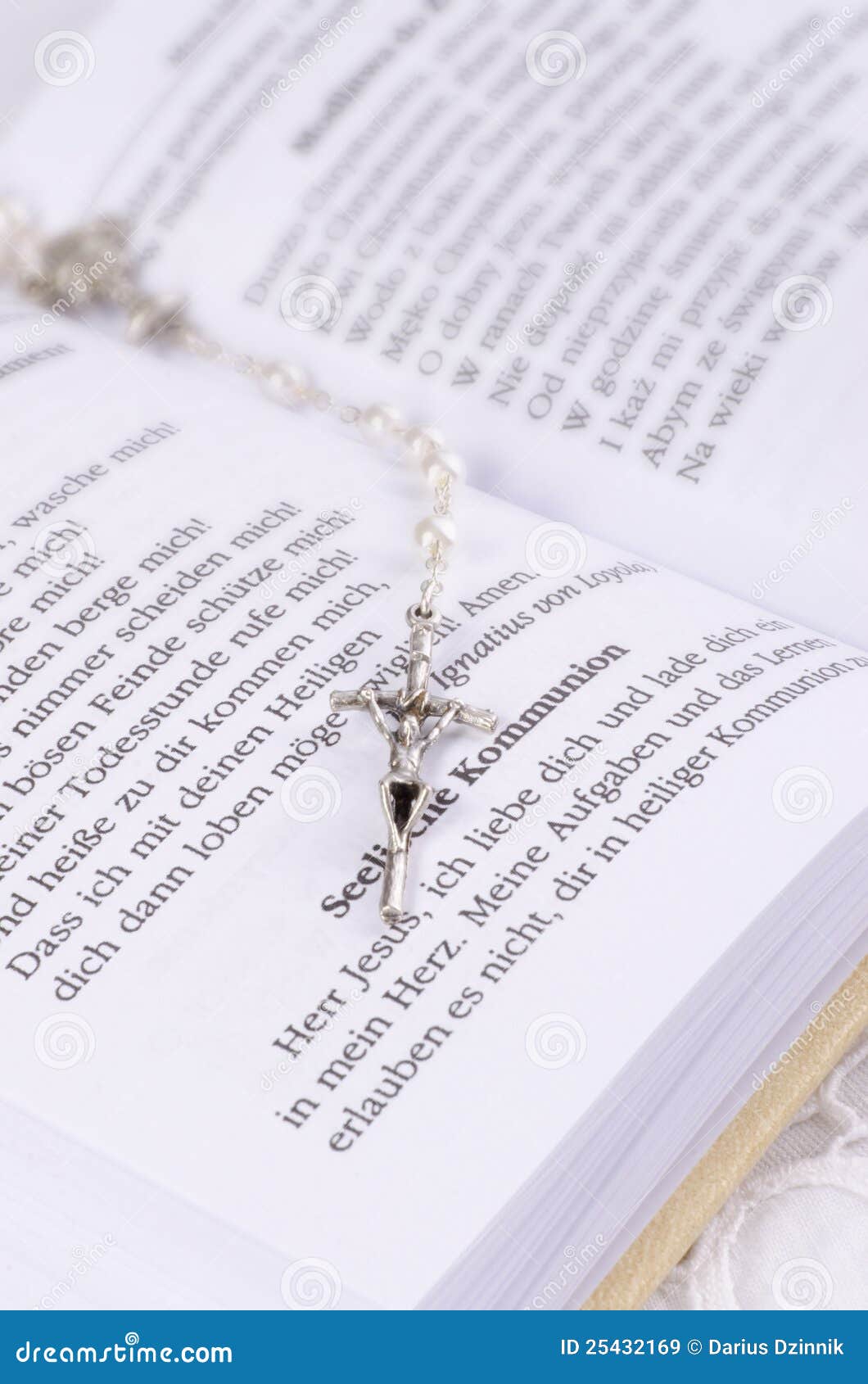 Bibeln fotografering för bildbyråer. Bild av stearinljus - 25432169