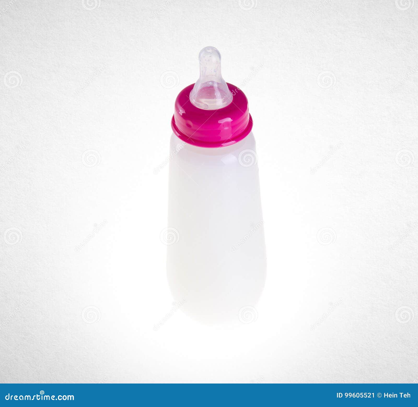 Biberon con latte su fondo immagine stock. Immagine di igiene - 99605521