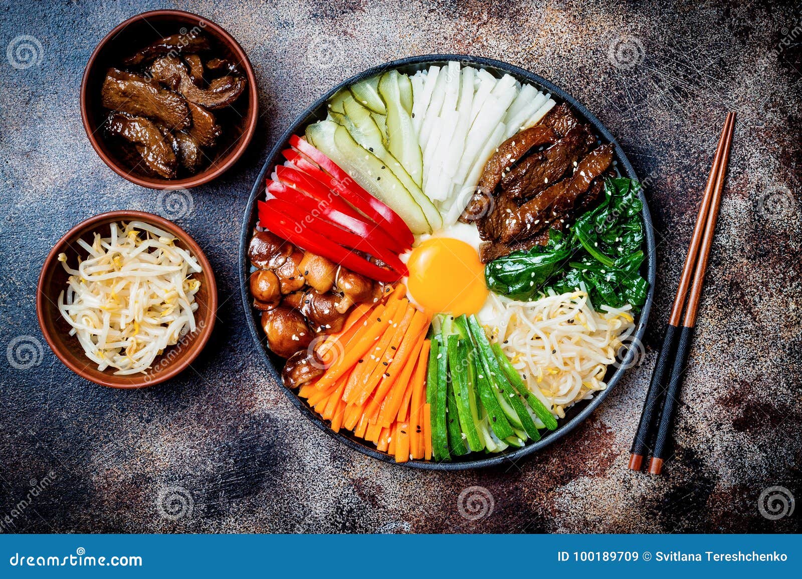 Bibimbap, Prato Coreano Tradicional, Arroz Com Vegetais E Carne Imagem ...