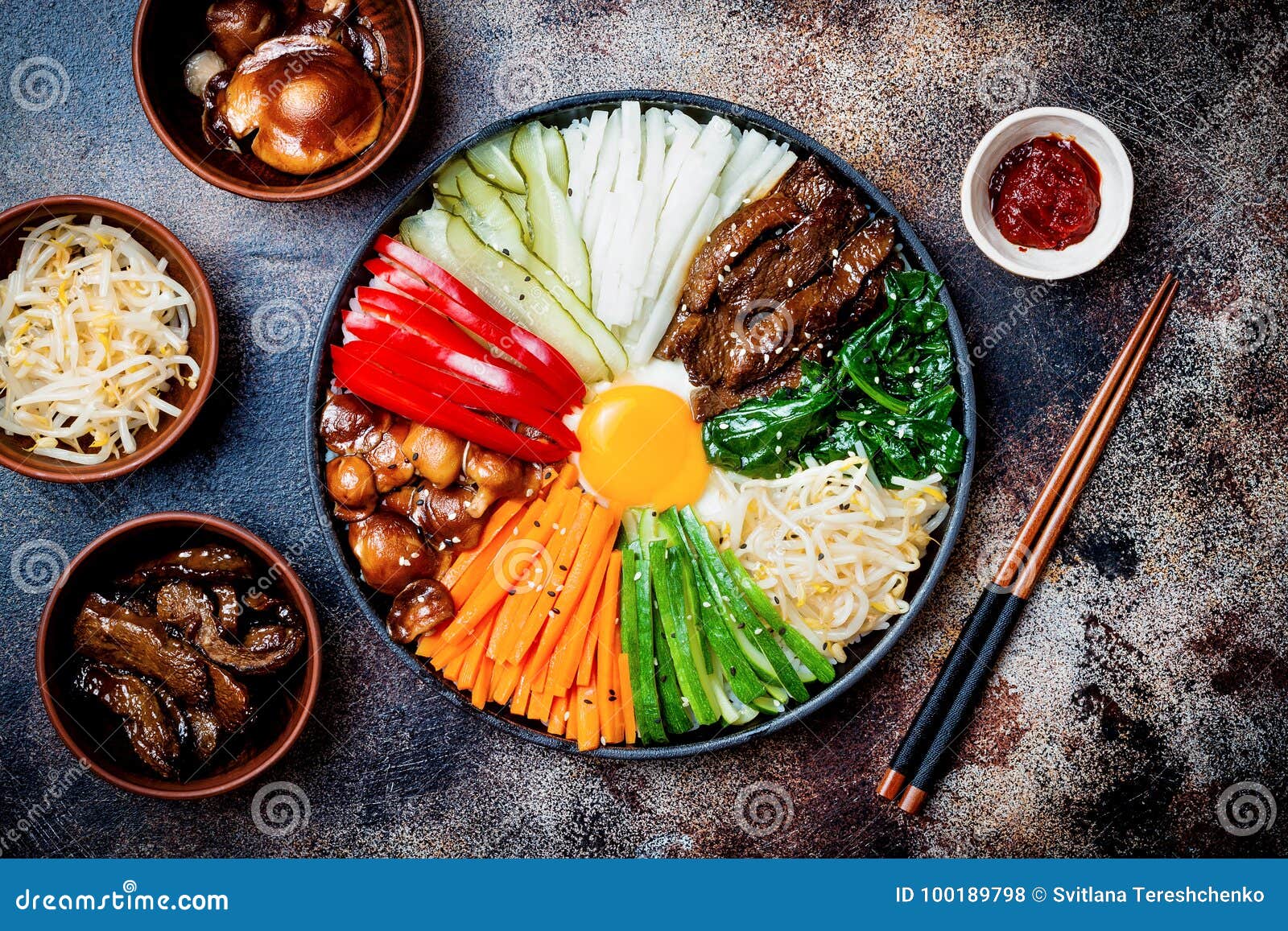 Bibimbap, Prato Coreano Tradicional, Arroz Com Vegetais E Carne Foto de ...
