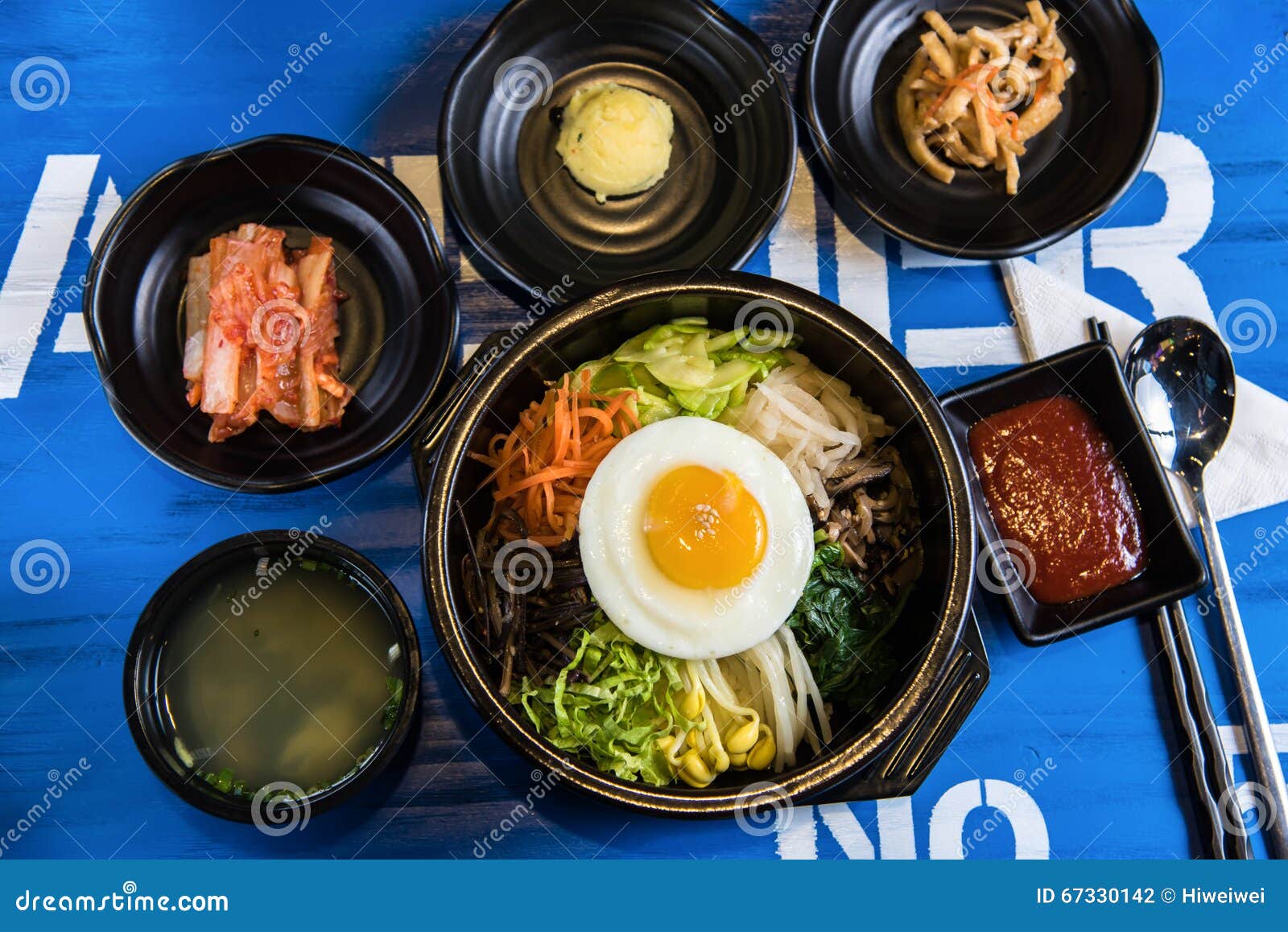 Bibimbap Tradicional Coreano Foto de Stock - Imagem de arroz, cenoura ...