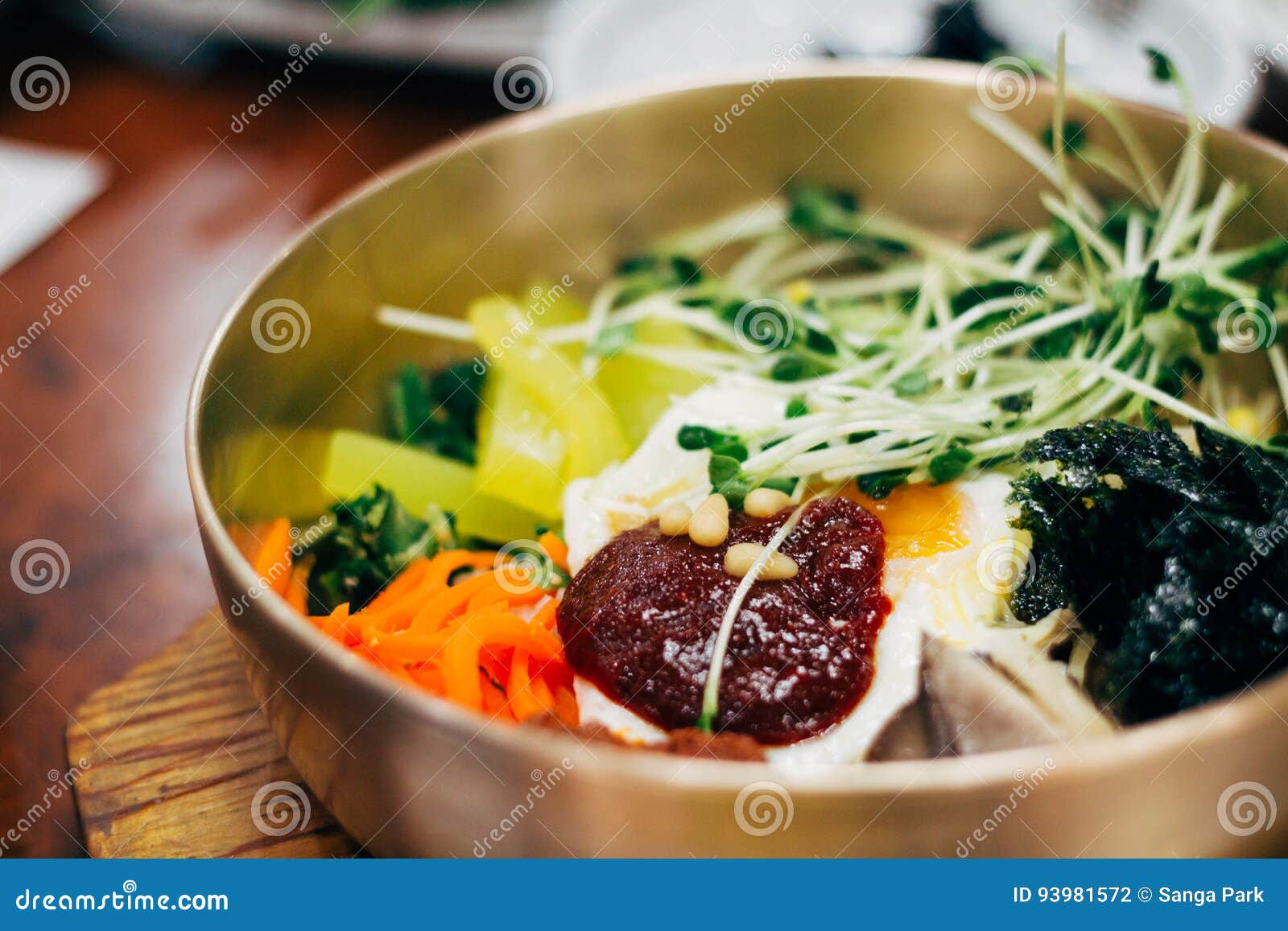 Bibimbap Tradicional Coreano De La Comida Foto de archivo - Imagen de ...