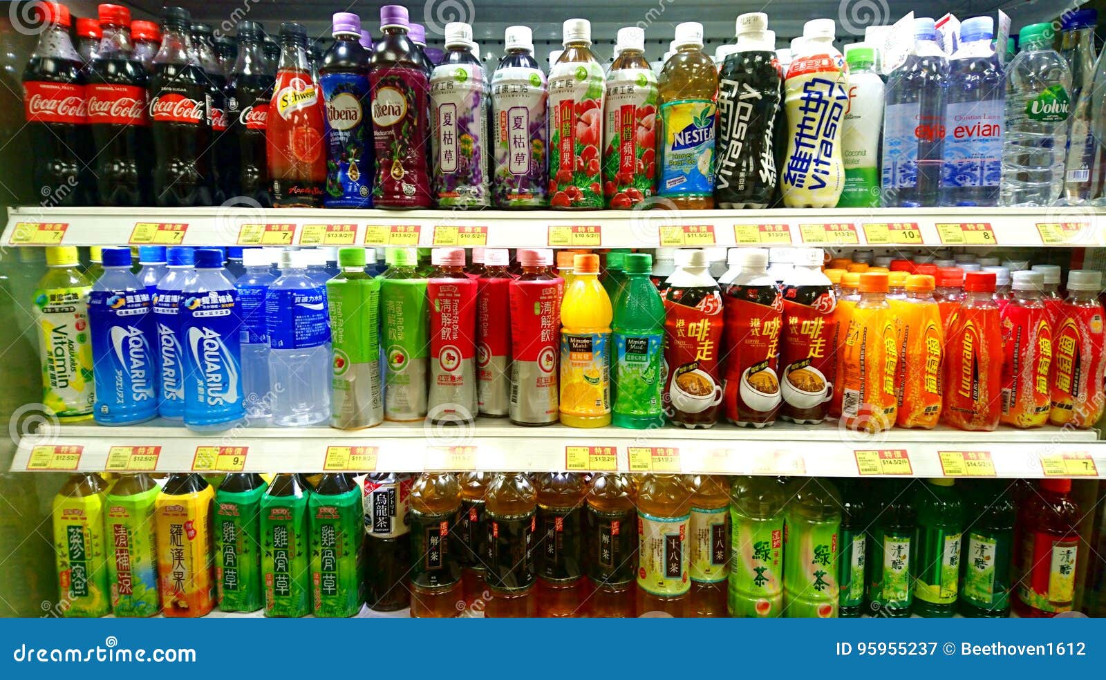 Bibite Analcoliche E Bevande in Supermercato Fotografia Editoriale - Immagine di mela, glucosio ...