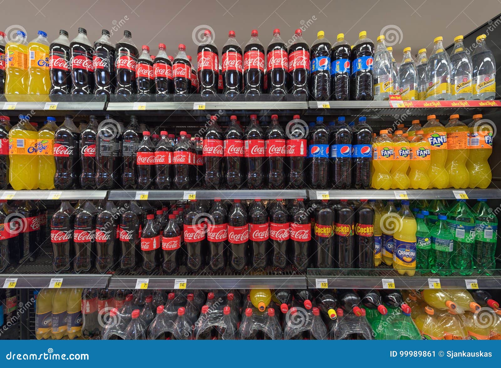 Bibite Analcoliche E Bevande in Supermercato Fotografia Editoriale - Immagine di retail, oggetto ...