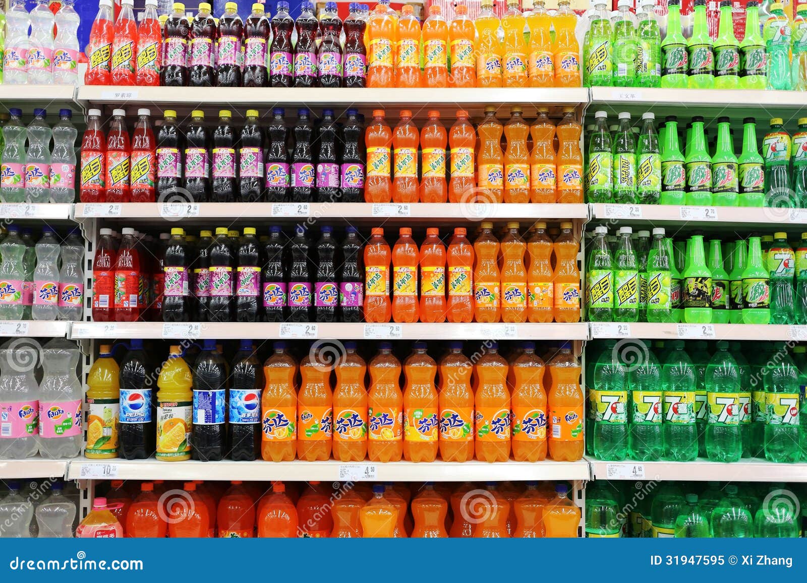 Bibite E Bevande in Supermercato Immagine Editoriale - Immagine di ...