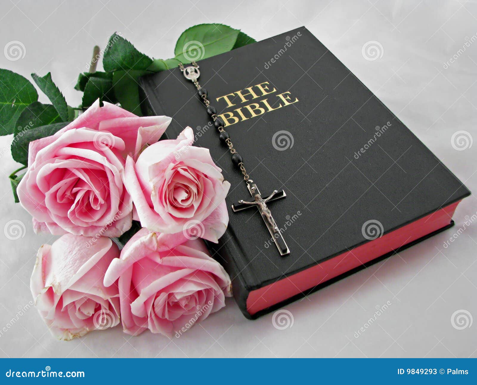 Bible Avec Les Roses Et Le Rosaire Image stock - Image du opinion ...