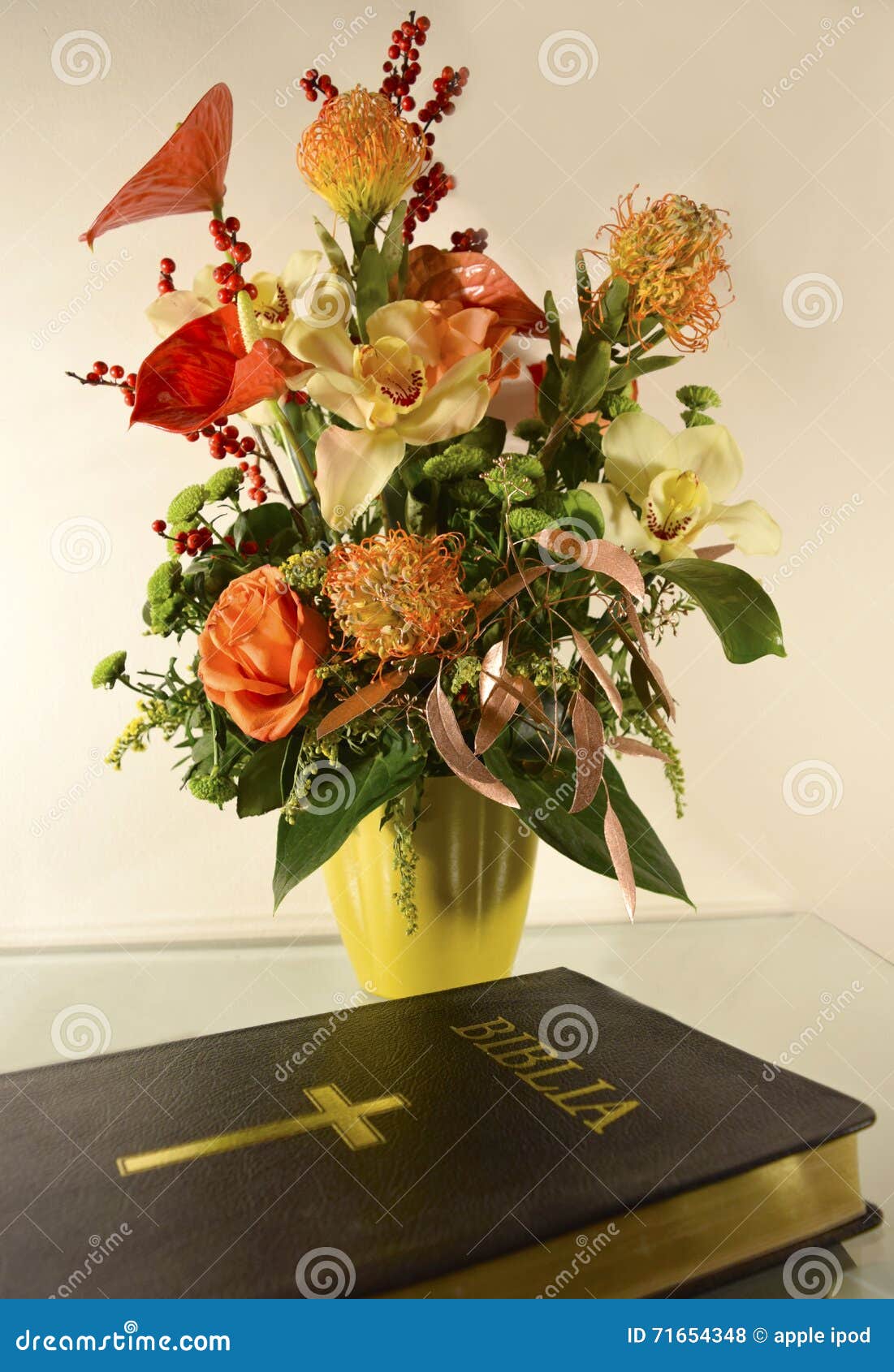 Biblia Y Flores En El Vector Foto de archivo - Imagen de fondo, iglesia ...