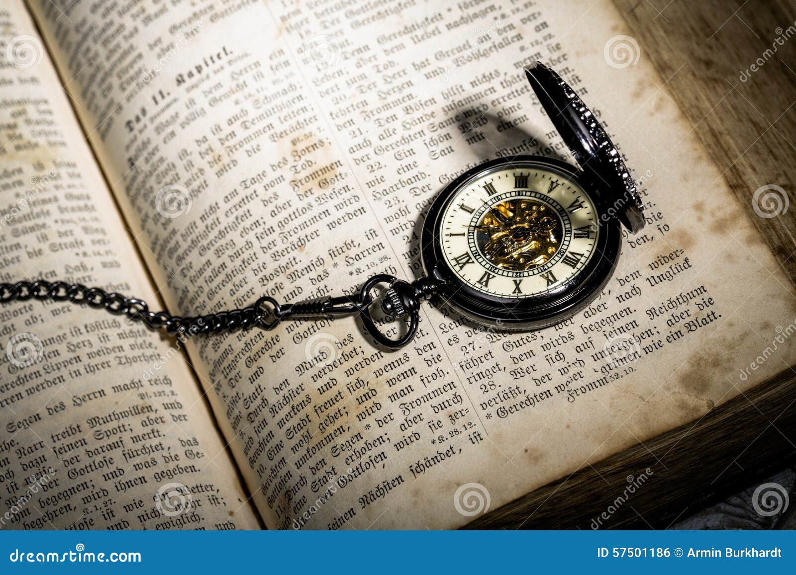 Biblia Y Reloj Del Steampunk Foto de archivo - Imagen de viejo, antiguo ...