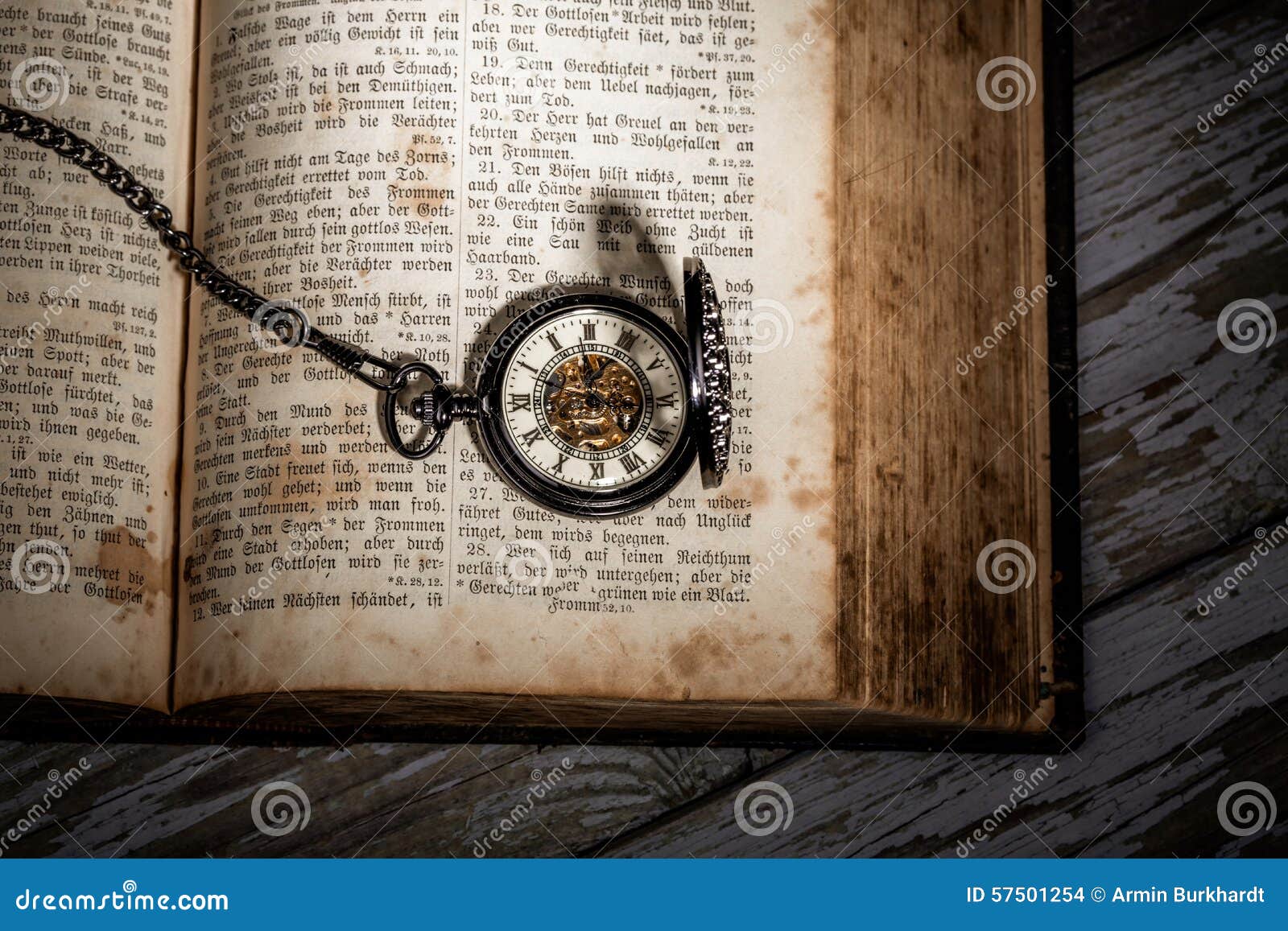 Biblia Y Reloj Del Steampunk Foto de archivo - Imagen de antigüedad ...