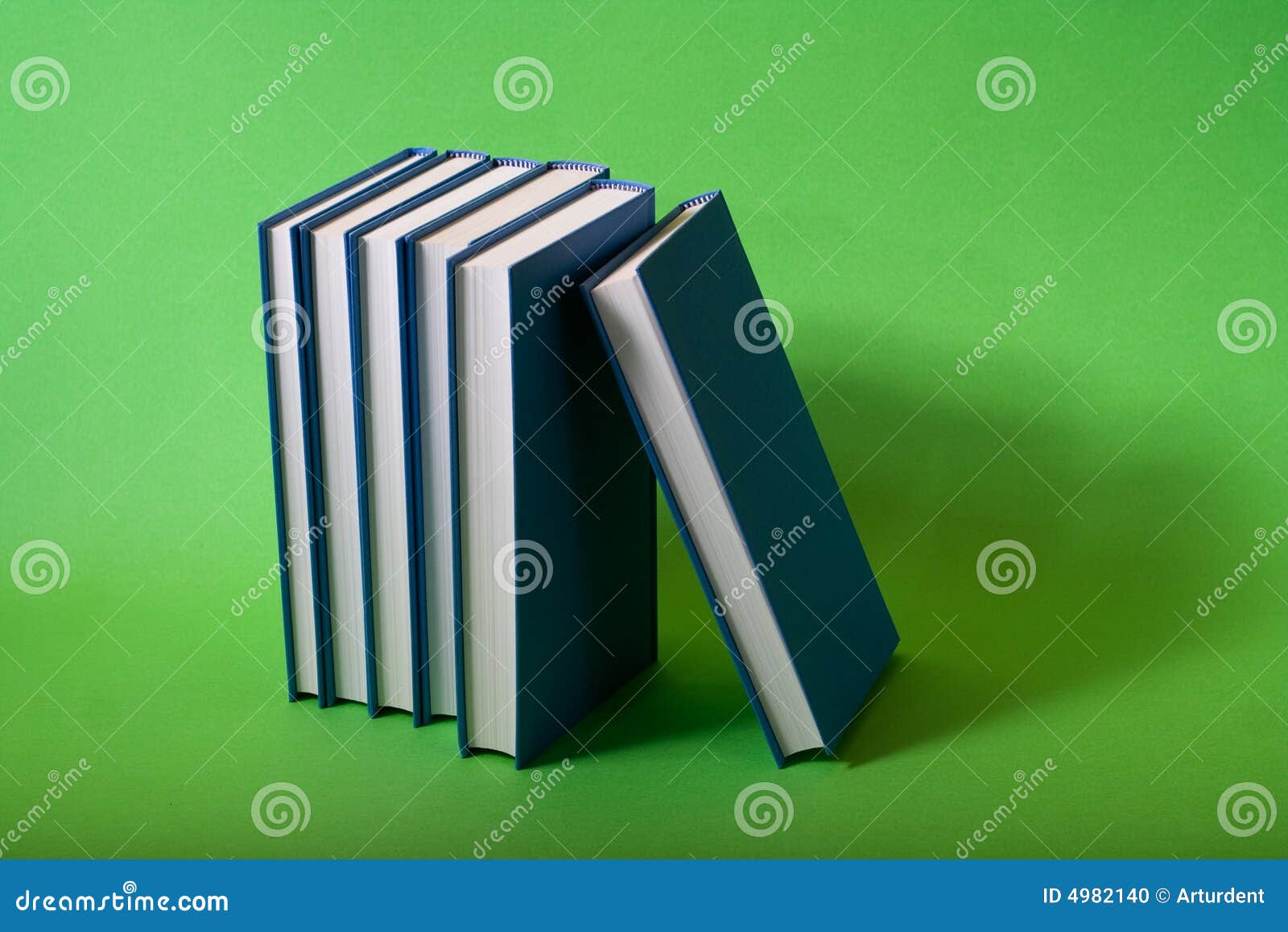 Biblioteca azul foto de stock. Imagem de pilha, quantidade - 4982140