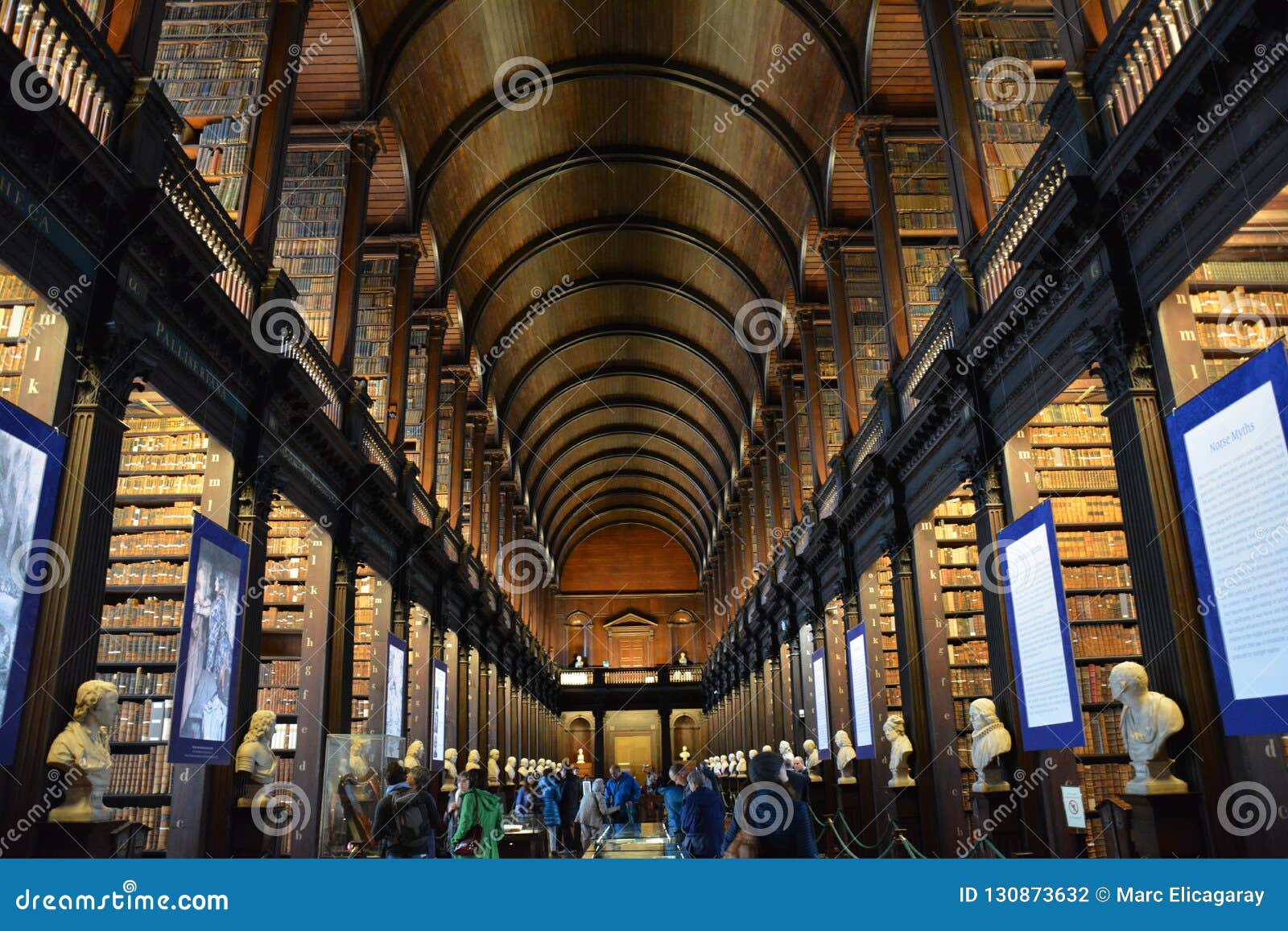 Biblioteca Del Trinity College En Dublin Ireland Fotografía editorial ...