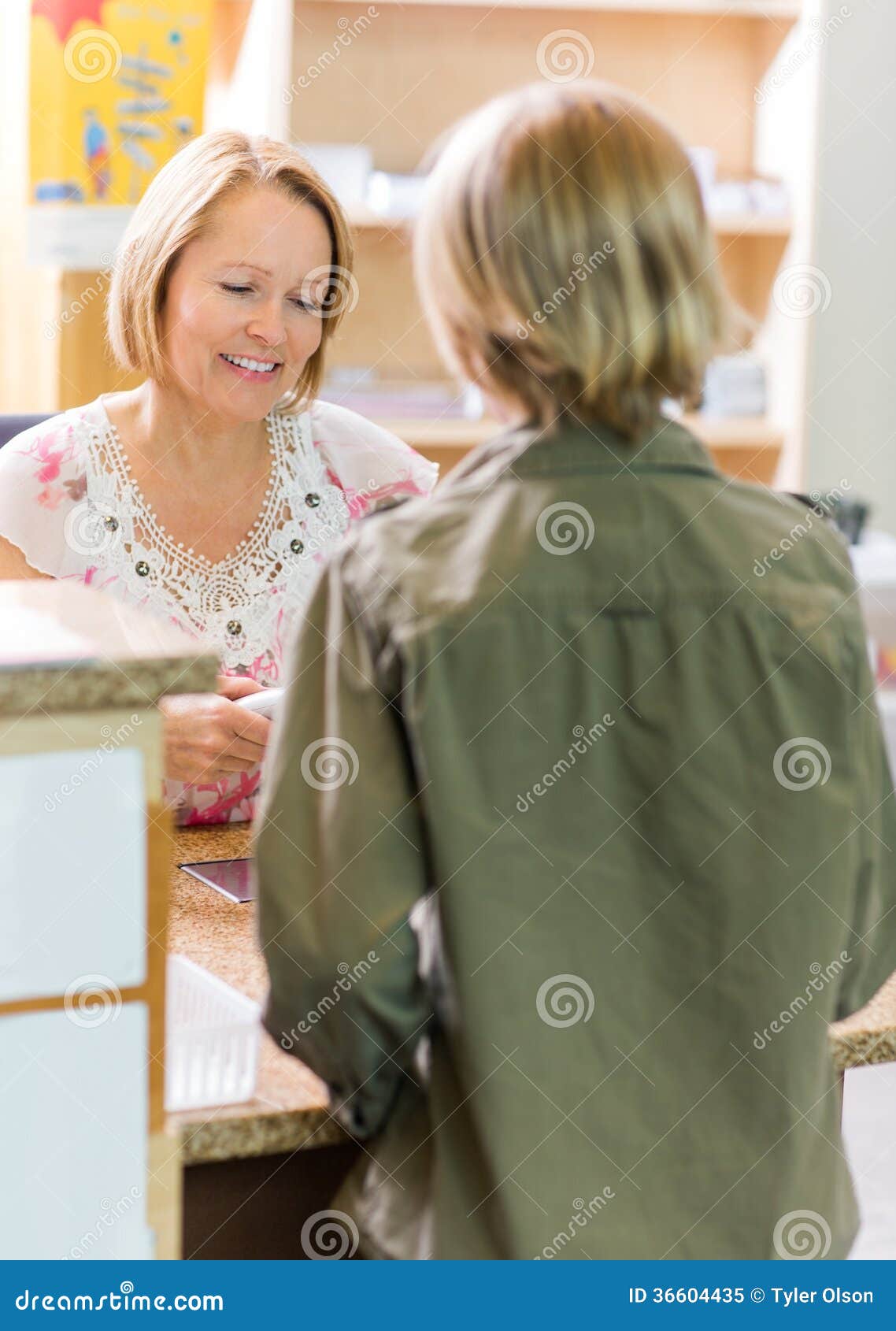 Bibliothecaris Checking Out Book in Bibliotheek Stock Afbeelding ...
