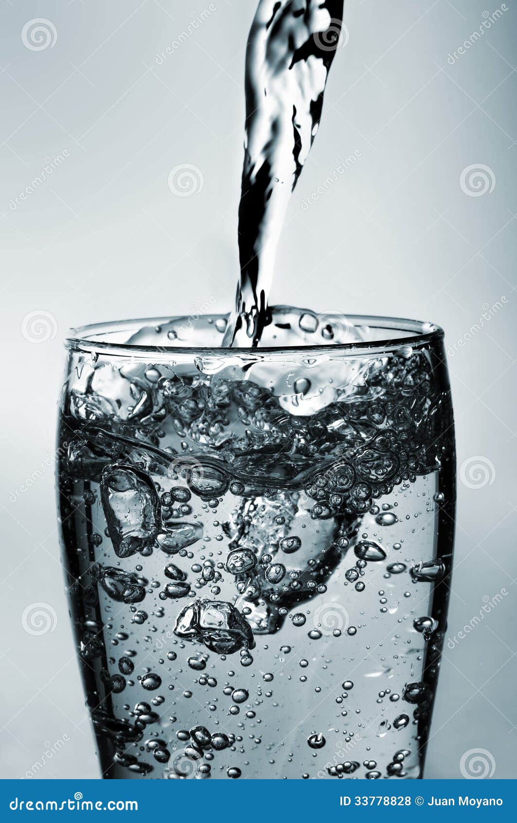 Bicchiere d'acqua fotografia stock. Immagine di cristallino - 33778828