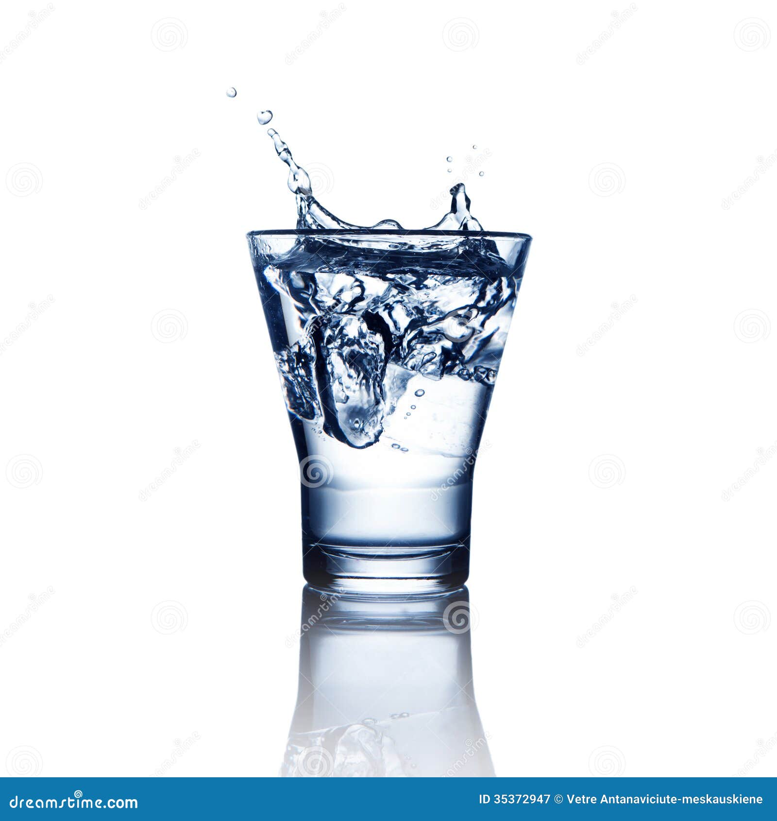 Bicchiere d'acqua immagine stock. Immagine di gocciolina - 35372947