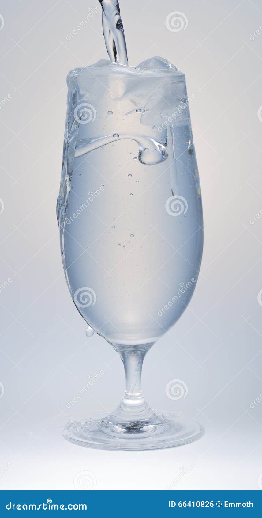 Bicchiere D'acqua Pieno Con Ghiaccio Fotografia Stock - Immagine di ...