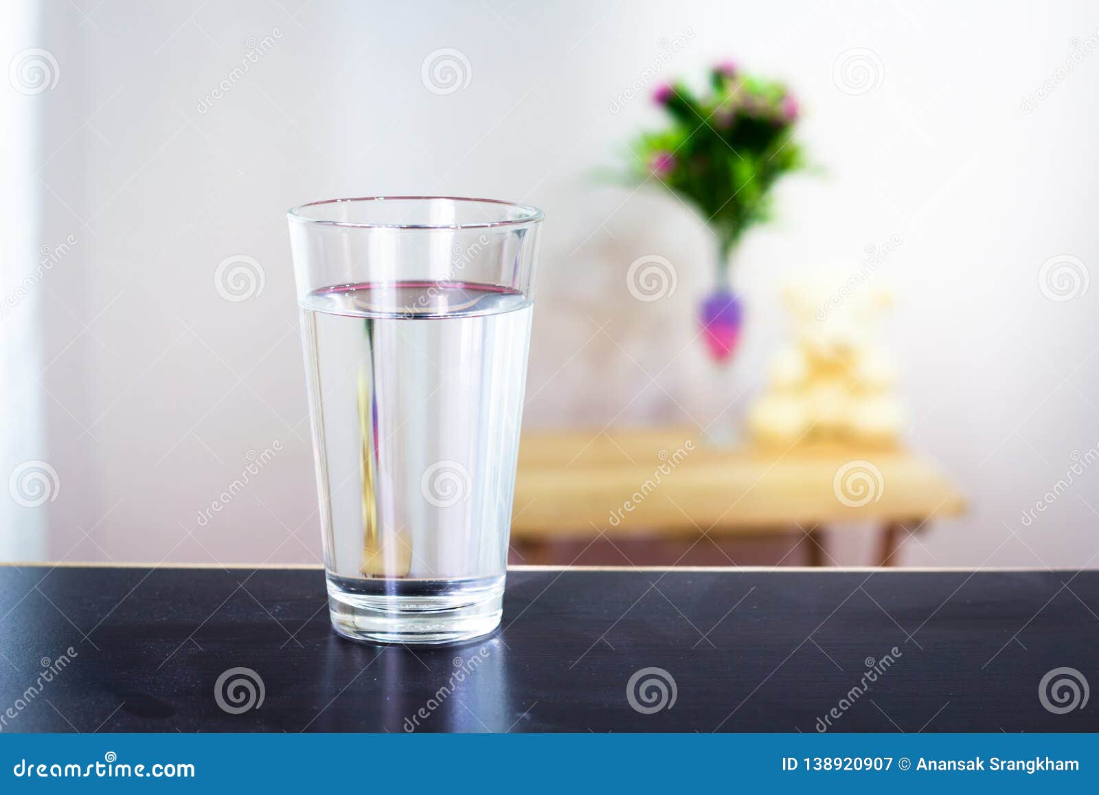 Bicchiere D'acqua Sui Precedenti Della Tavola Immagine Stock - Immagine ...