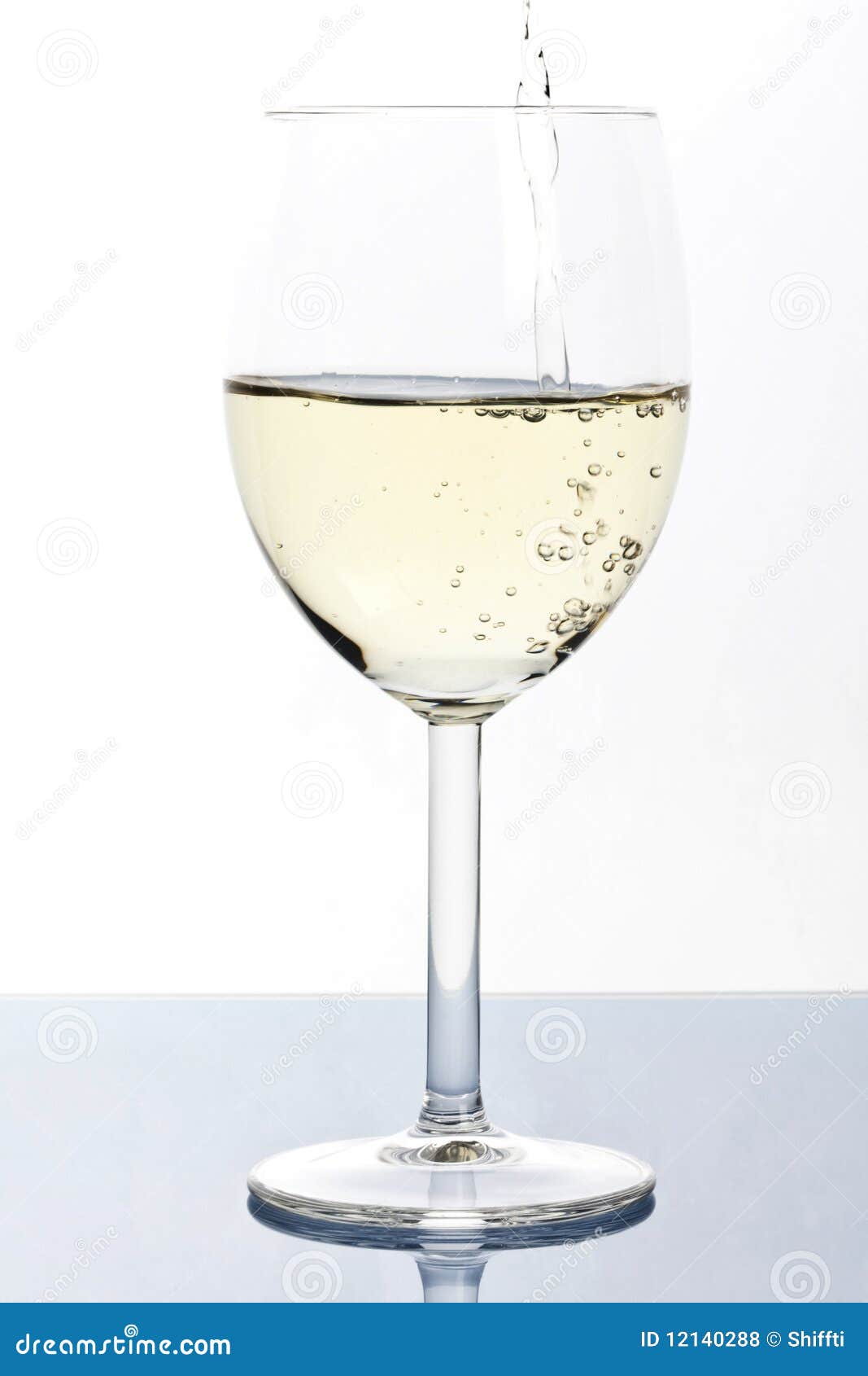 Bicchiere di vino con vino fotografia stock. Immagine di alcool - 12140288