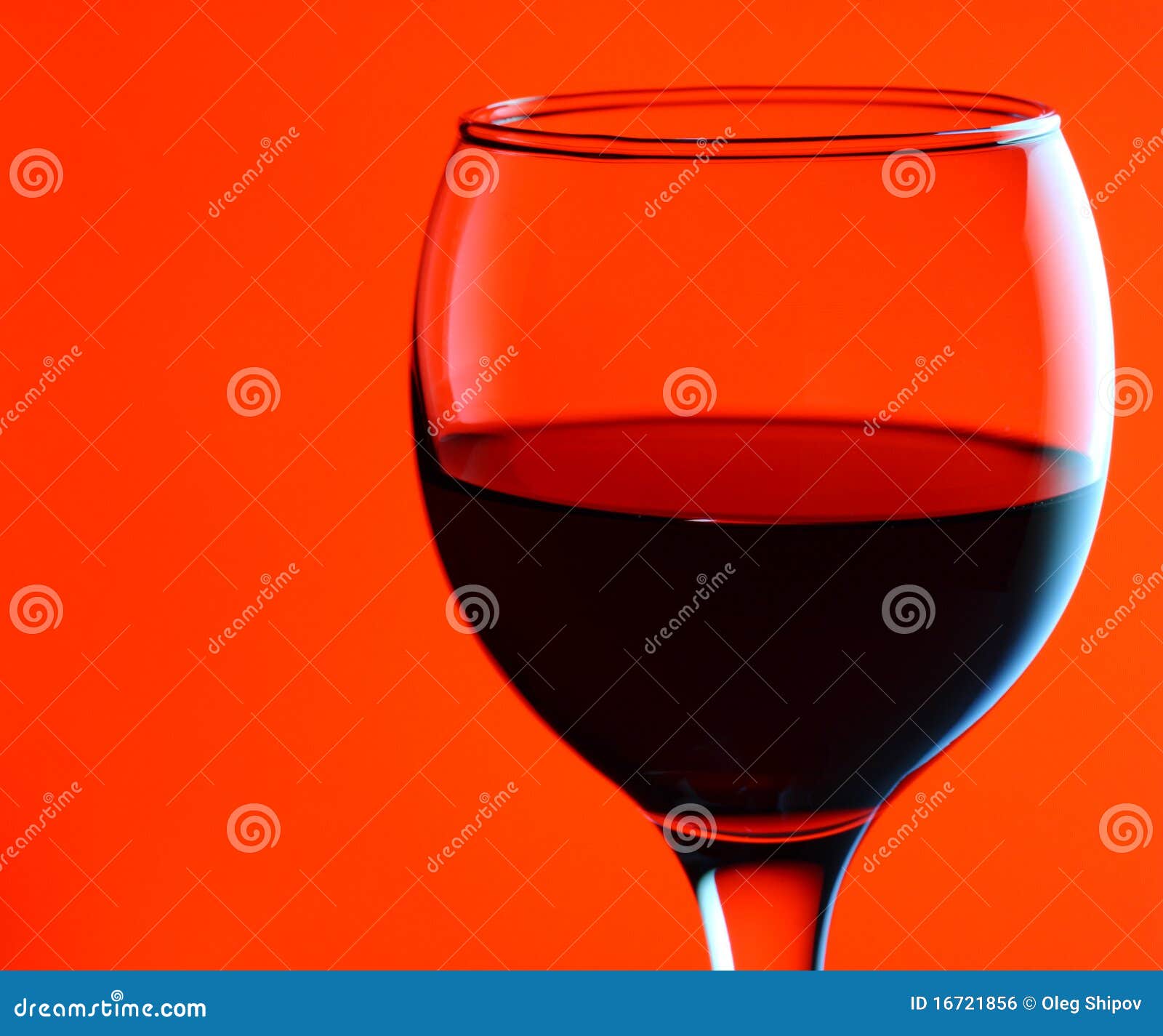 Bicchiere Di Vino Con Vino Rosso Fotografia Stock - Immagine di rosso ...