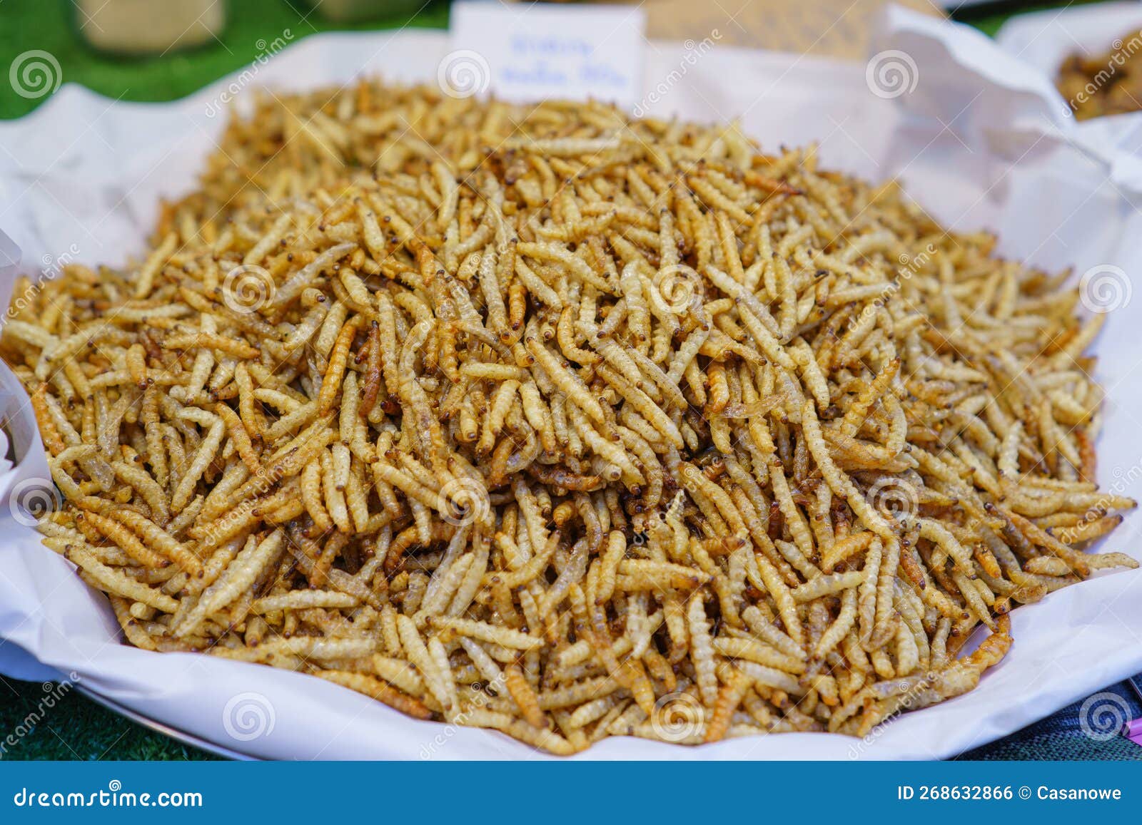 Bichos-da-seda Ou Bichos-da-seda Para Snack Thai No Mercado Foto de ...