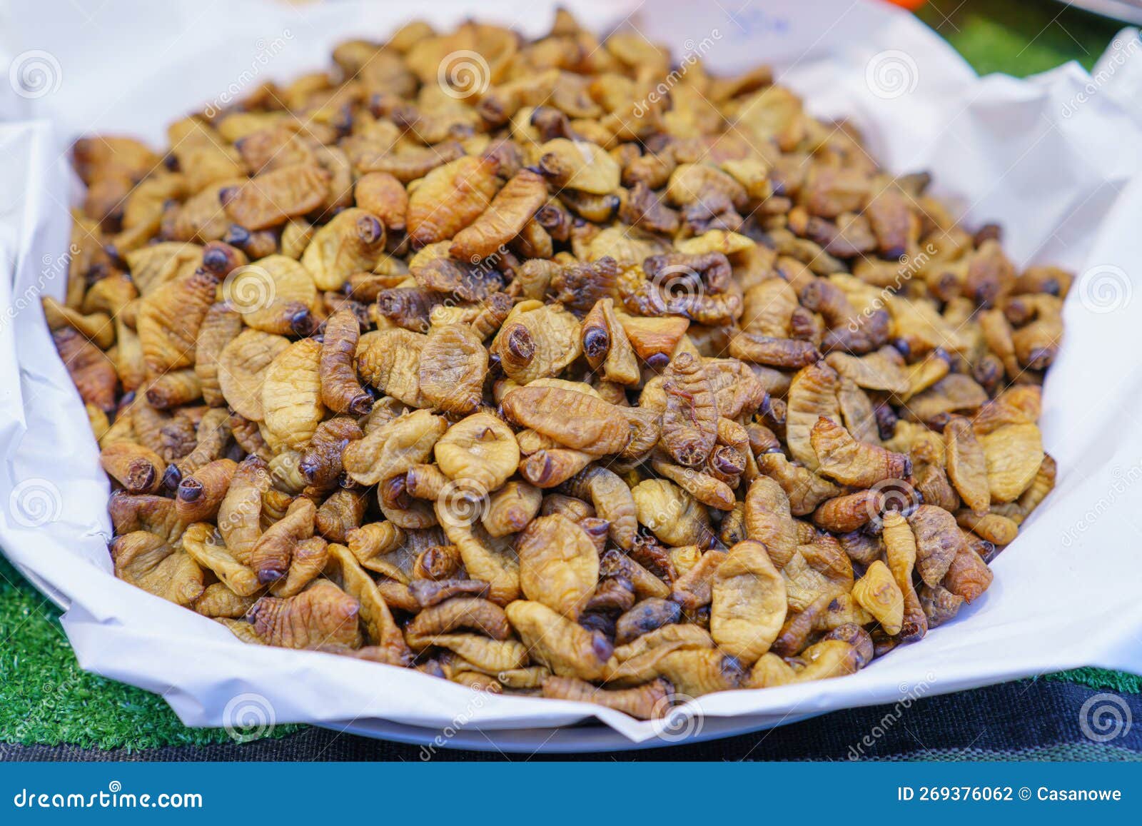 Bichos-da-seda Ou Bichos-da-seda Para Snack Thai No Mercado Foto de ...