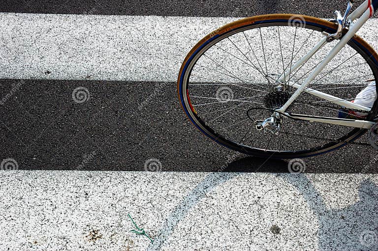 Bicicleta Em Uma Caminhada Transversal Imagem de Stock - Imagem de ...