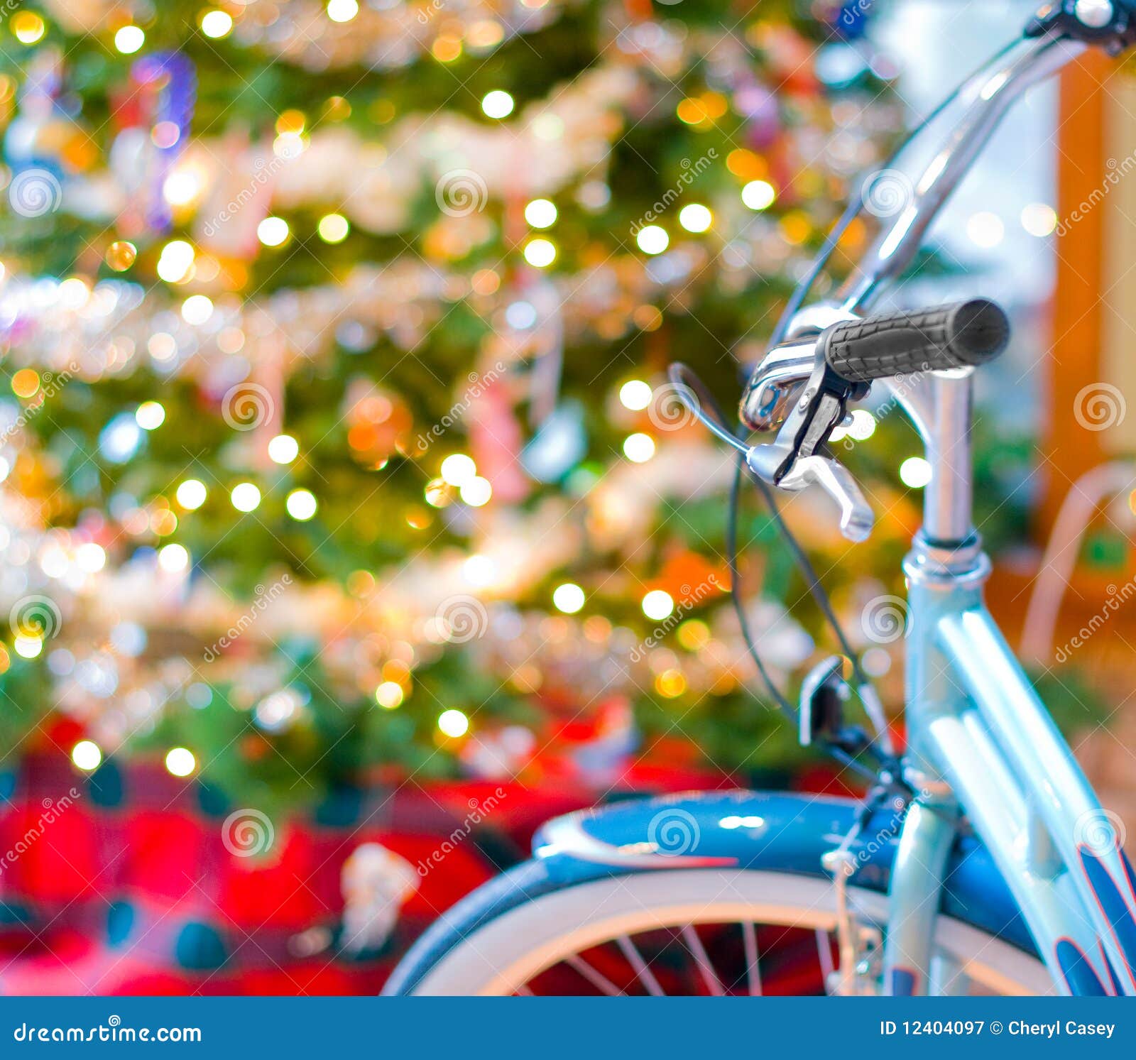 Bicicleta nova no Natal imagem de stock. Imagem de surpresa - 12404097