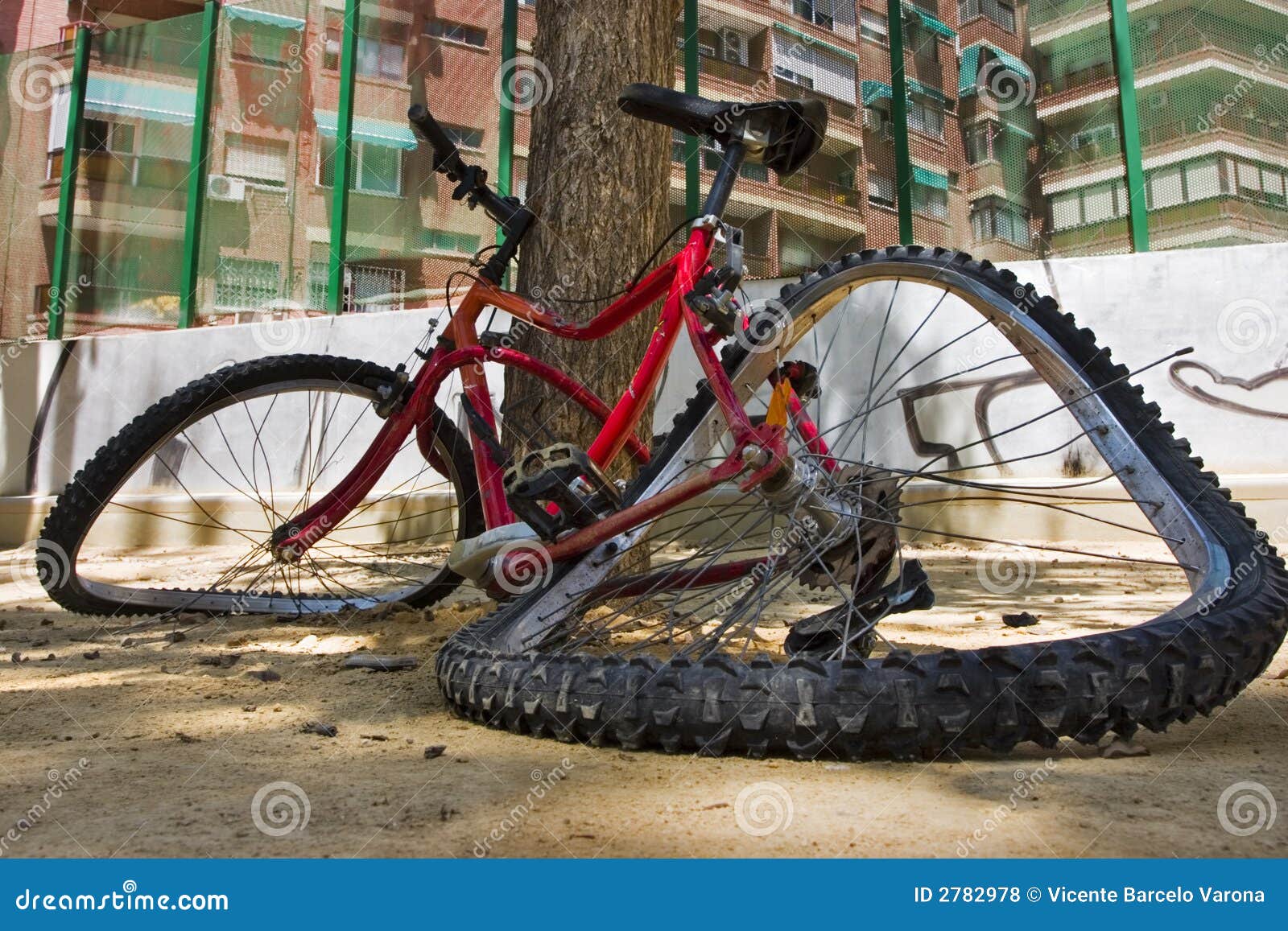 Bicicleta quebrada foto de stock. Imagem de sela, raça - 2782978