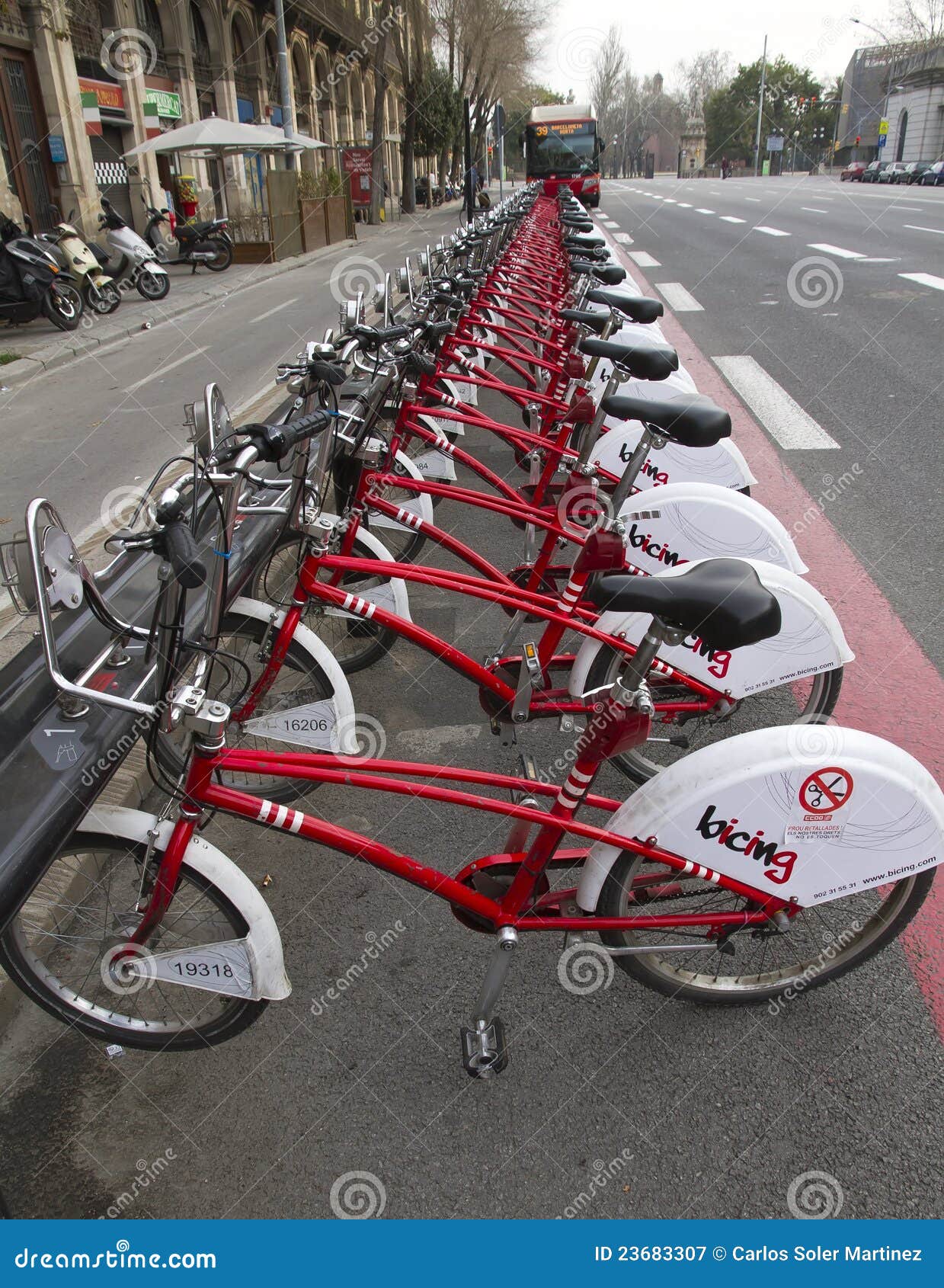 Bicing Barcelona editorial photography. Image of commute - 23683307