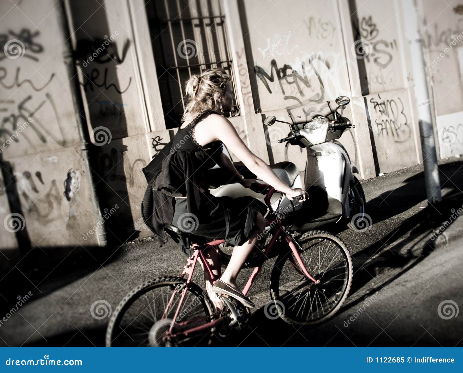 Bicy女孩 库存图片. 图片 包括有 城镇, 游人, 趋势, 罗马, 意大利, 影子, 测试, 比基尼泳装 - 1122685