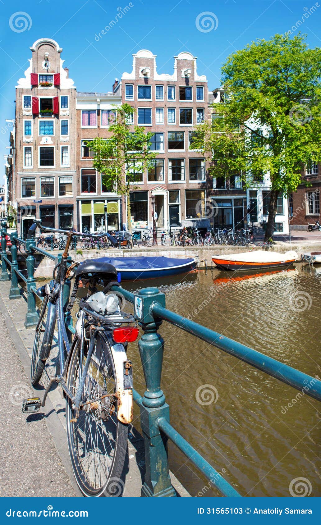 Bicycle on Amsterdam Bridge Stock Image - Image of enjoy, tourism: 31565103