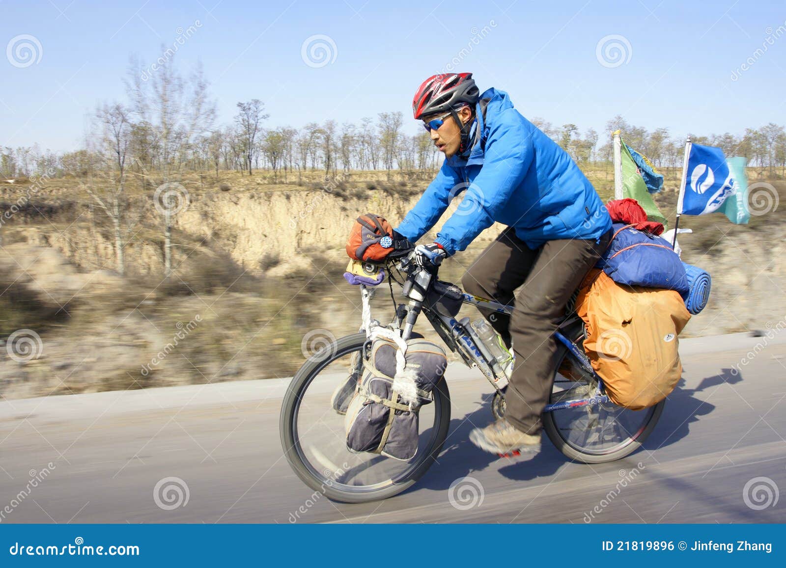 Bicycle traveller editorial photo. Image of tree, tripper - 21819896