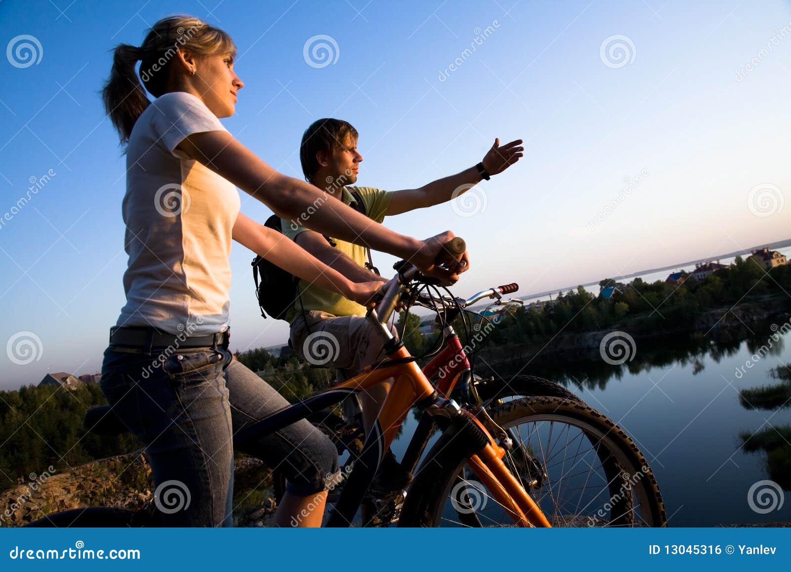 Bicycler foto de archivo. Imagen de lifestyle, ciclista - 13045316