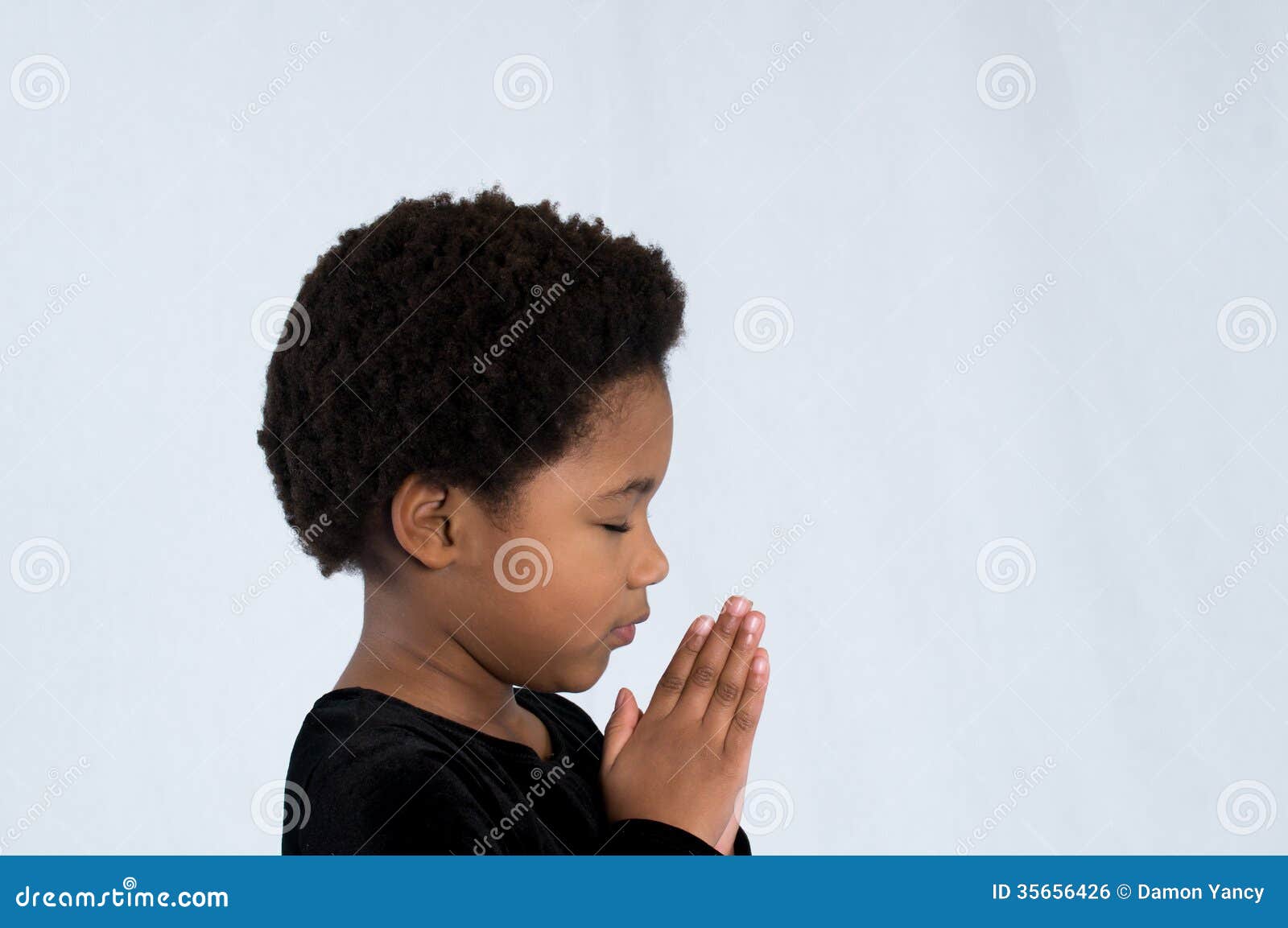 Biddend Afrikaans Amerikaans Meisje Stock Foto - Image of godsdienstig ...