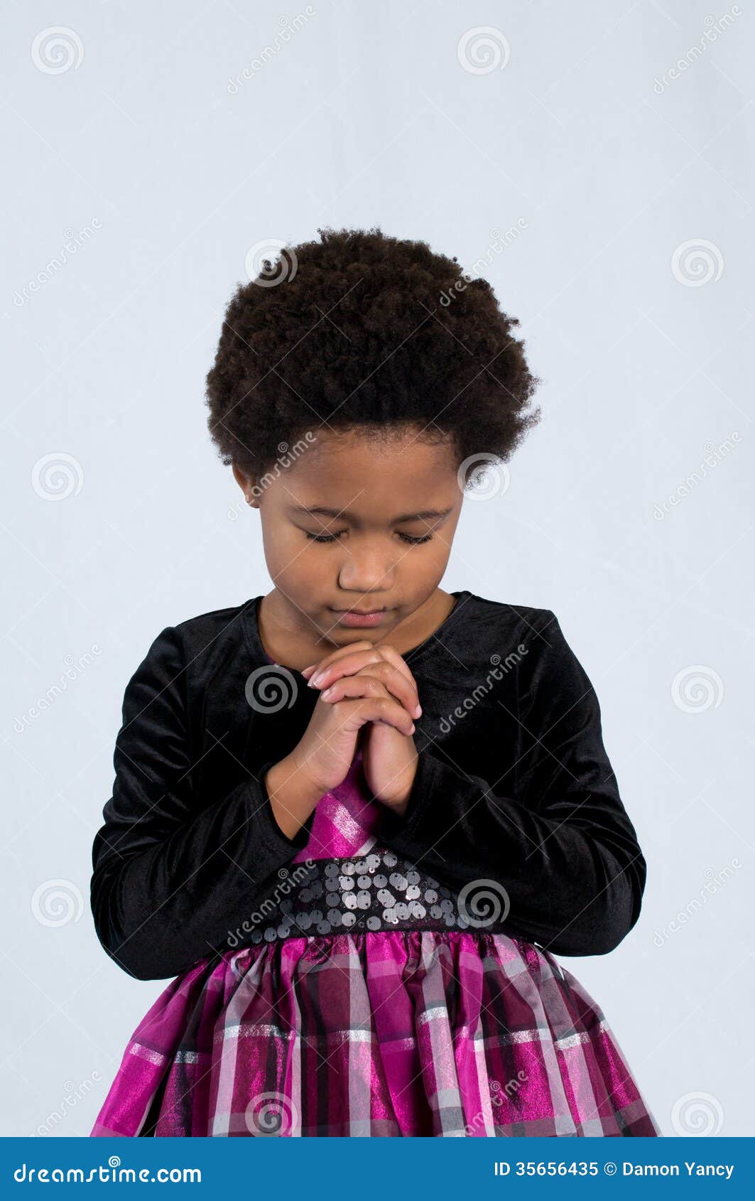 Biddend Afrikaans Amerikaans Meisje Stock Afbeelding - Image of ...