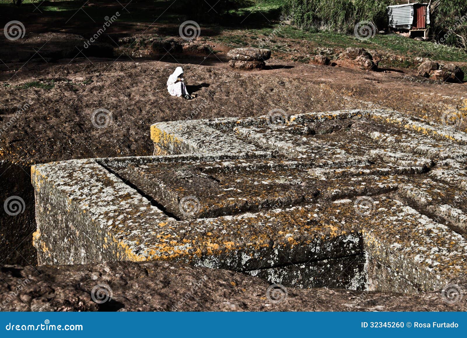 Biddend Bij Kerk Van Heilige George, Lalibela Stock Foto - Image of ...
