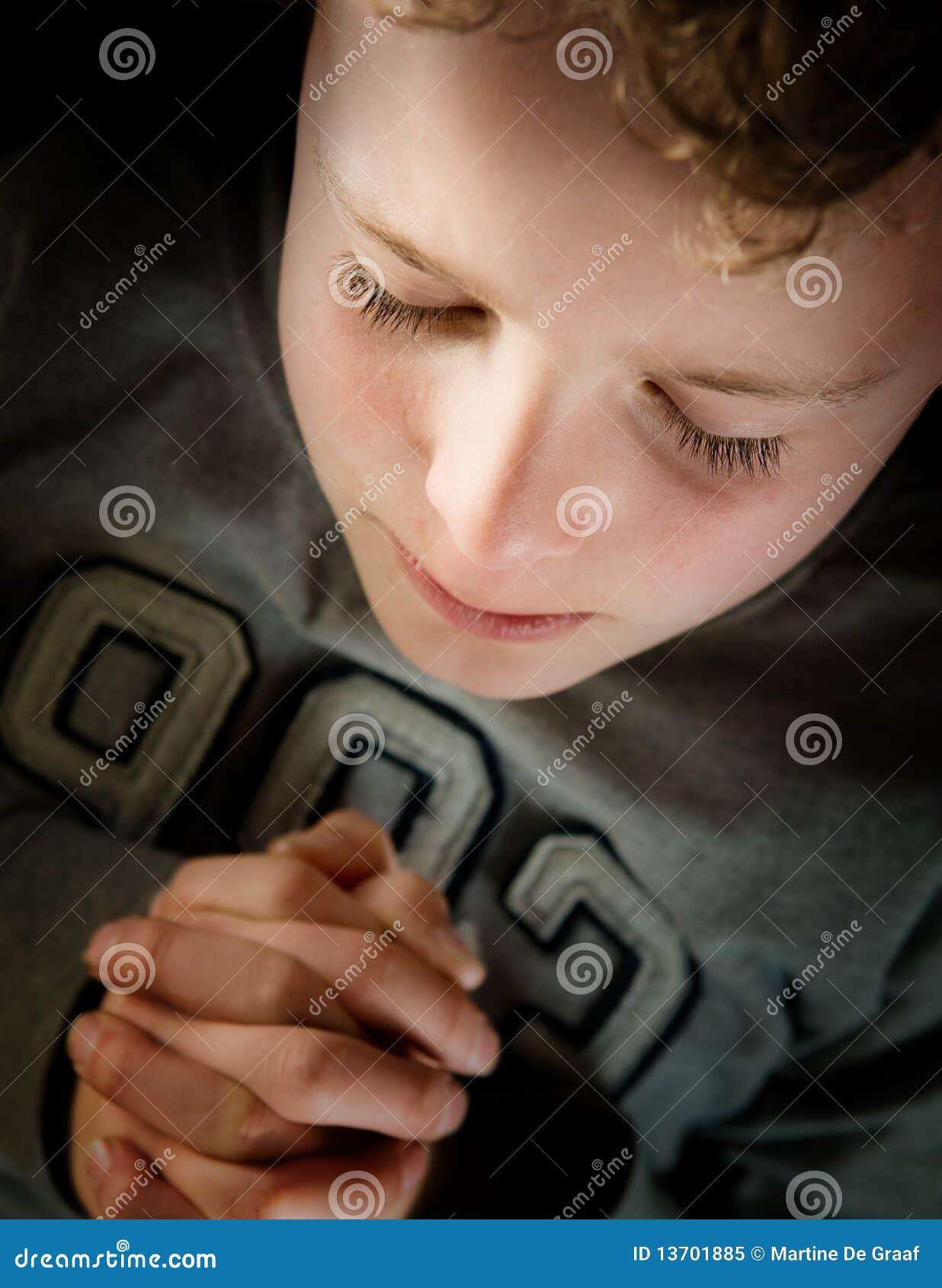 Biddend Kind stock afbeelding. Image of licht, rust, portret - 13701885