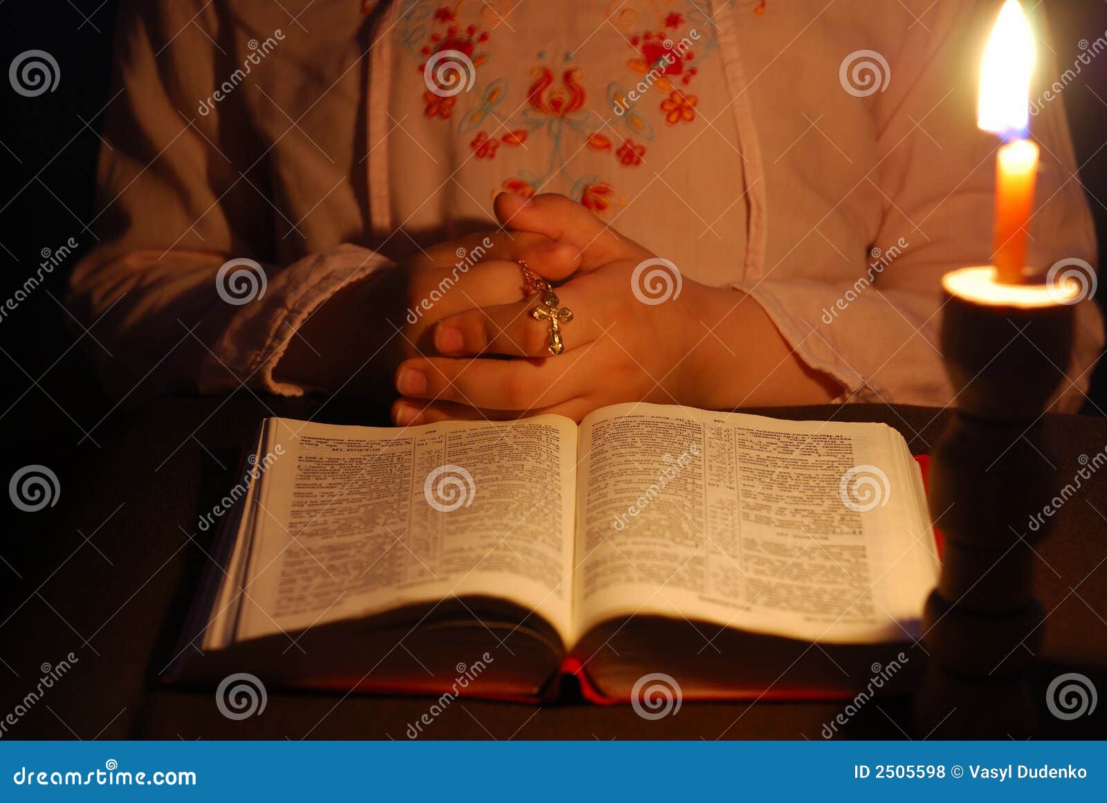 Biddend kind stock foto. Image of levensstijlen, gloeien - 2505598