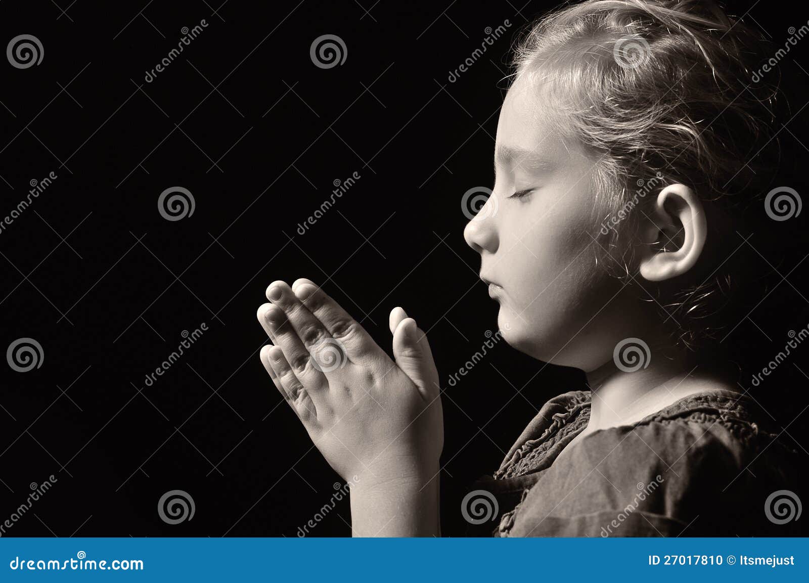 Biddend kind. stock foto. Image of emotie, vraag, donker - 27017810