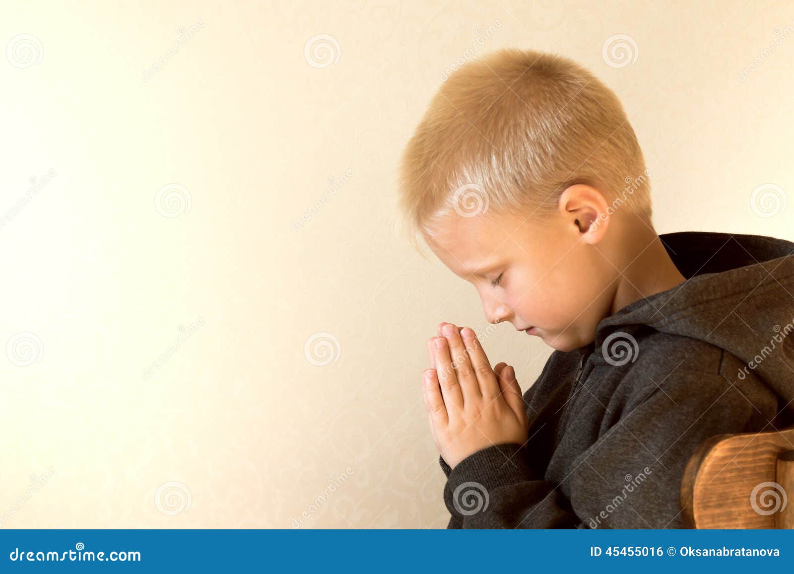 Biddend kind stock foto. Image of leuk, kind, ogen, kerk - 45455016