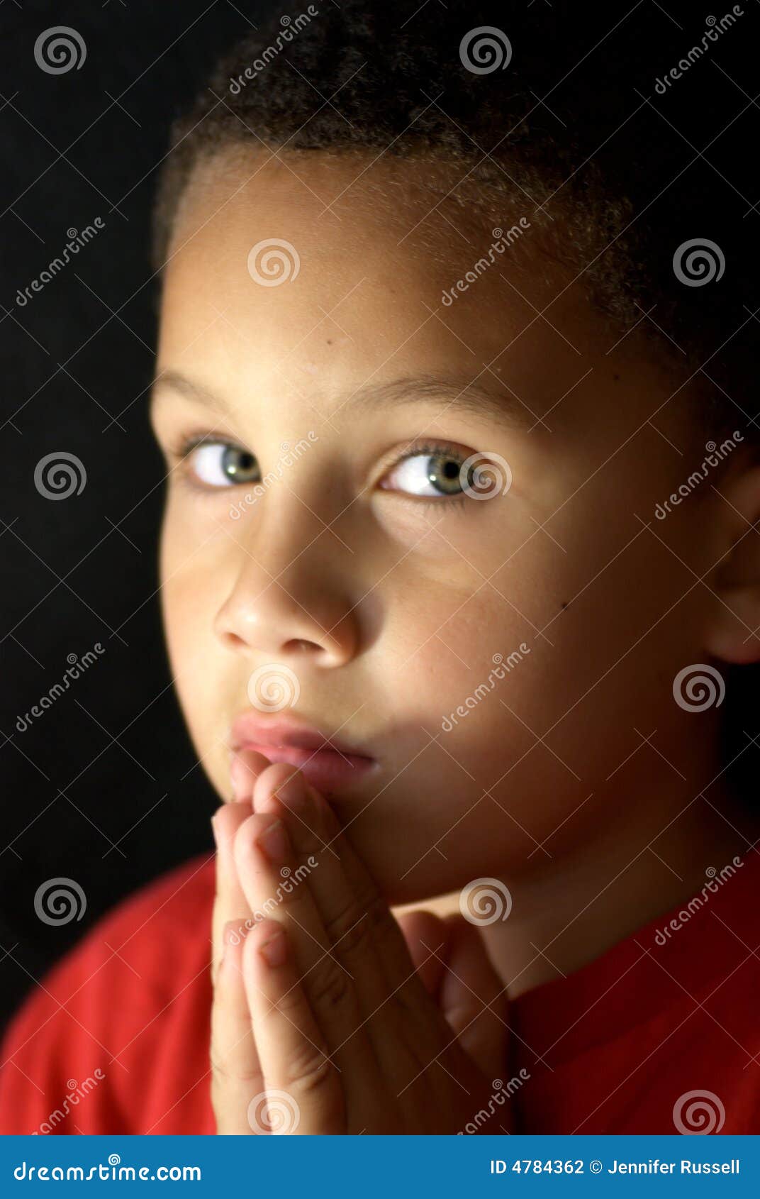 Biddend Kind stock foto. Image of kijk, huid, kijken, privé - 4784362